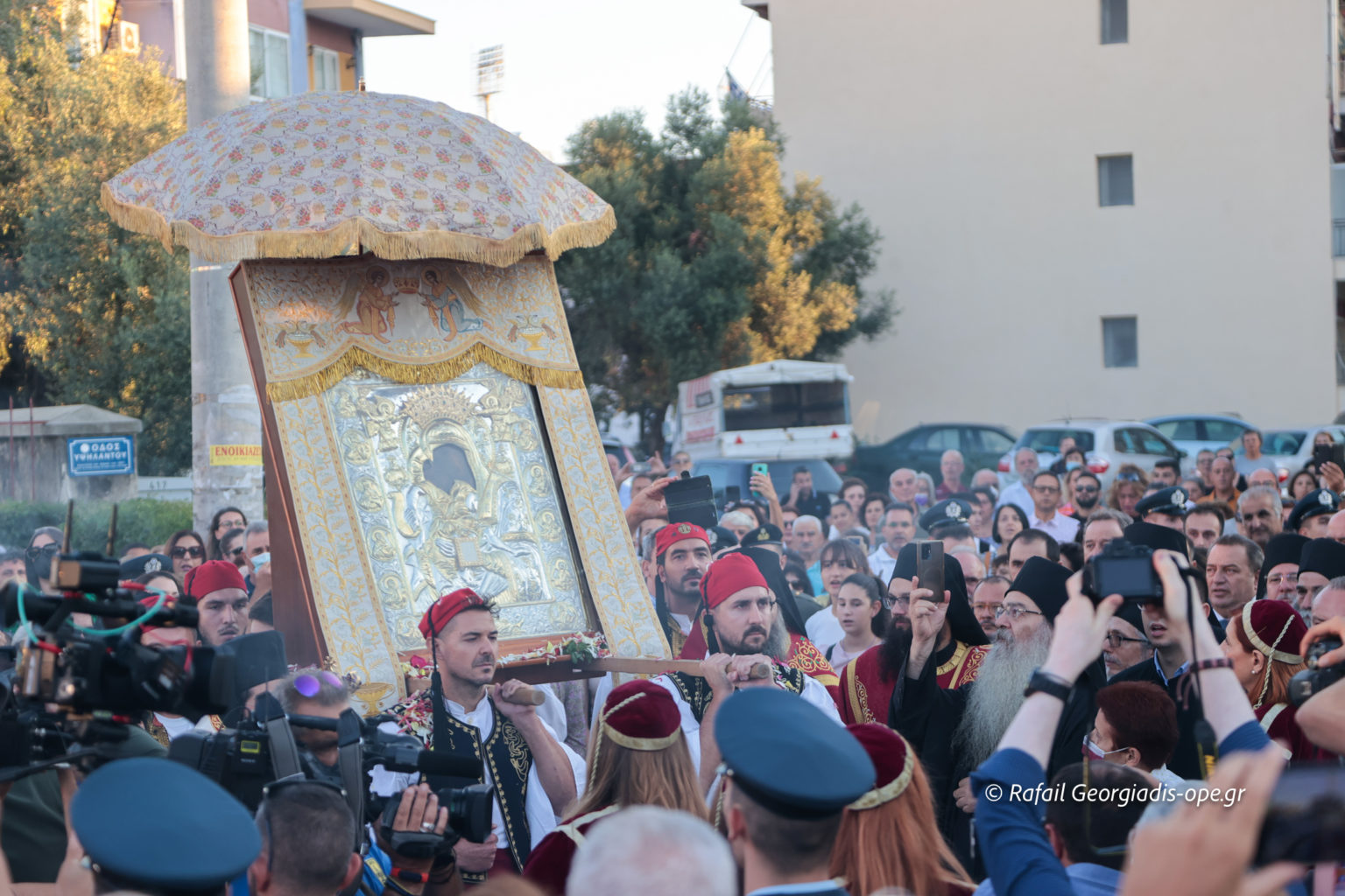Η Ιερά Εικόνα της Παναγίας του «Άξιον Εστίν» ευλογεί την Ξάνθη ...