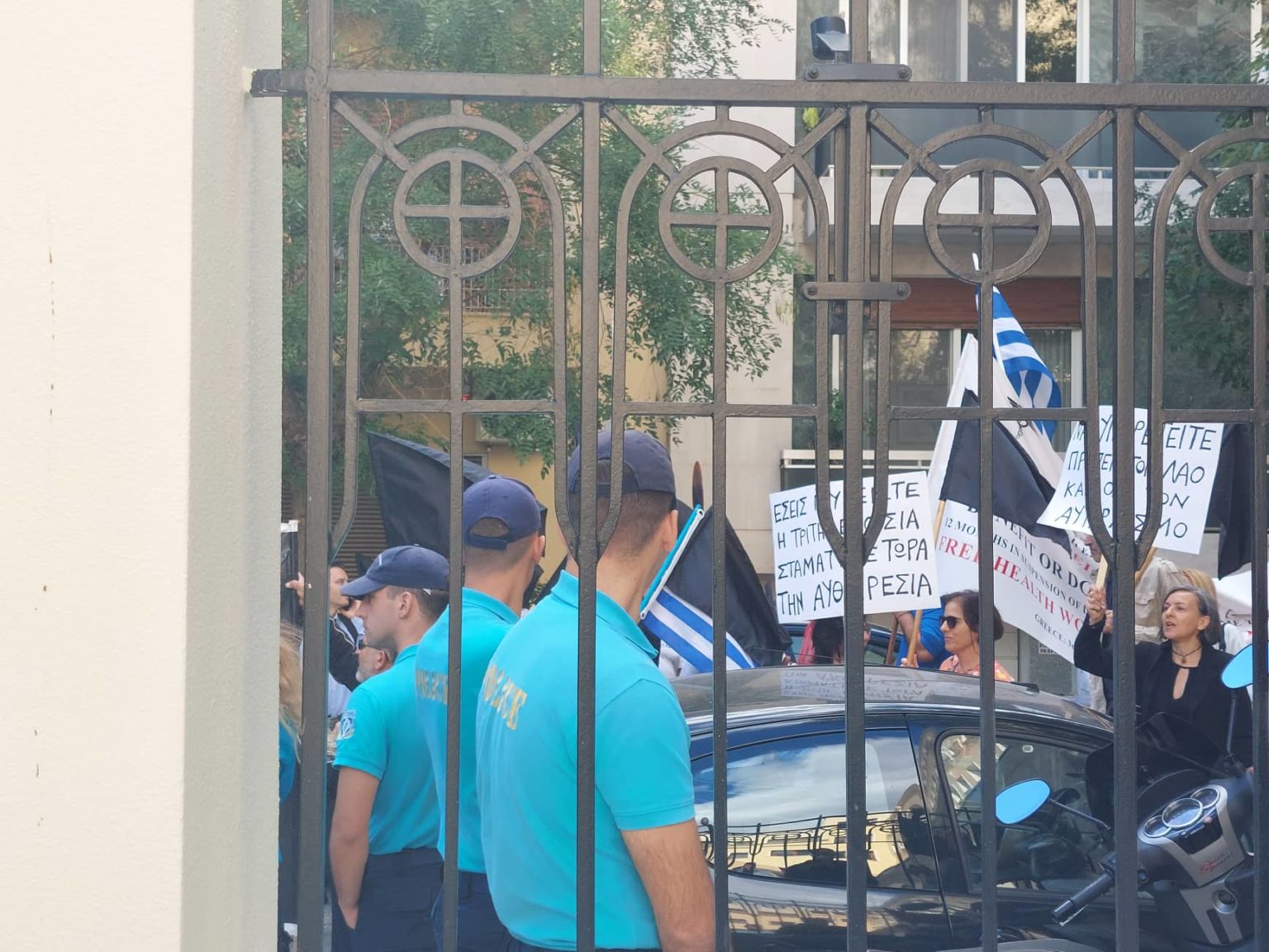 Αυστηρά μέτρα έξω από το Συνοδικό Μέγαρο - Συγκεντρώθηκαν υγειονομικοί ...