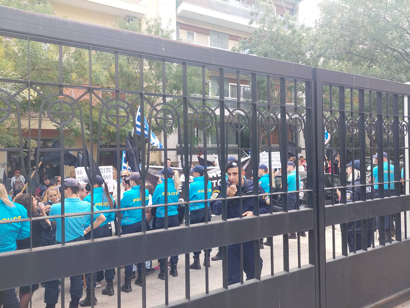 Αυστηρά μέτρα έξω από το Συνοδικό Μέγαρο - Συγκεντρώθηκαν υγειονομικοί ...