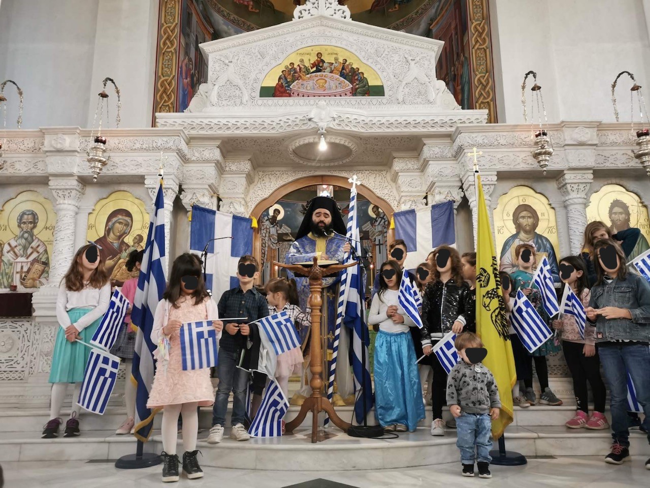 Θεσσαλονίκη: Μαθητές Δημοτικού έψαλαν τον Εθνικό Ύμνο στον Ι.Ν. Αγίου ...