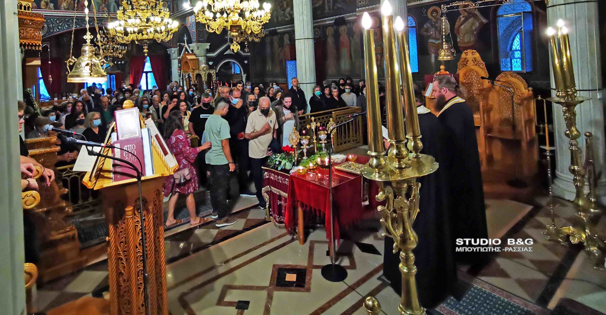Πλήθος πιστών στον Ιερό Ναό Ευαγγελιστρίας Ναυπλίου για τους Αγίους ...