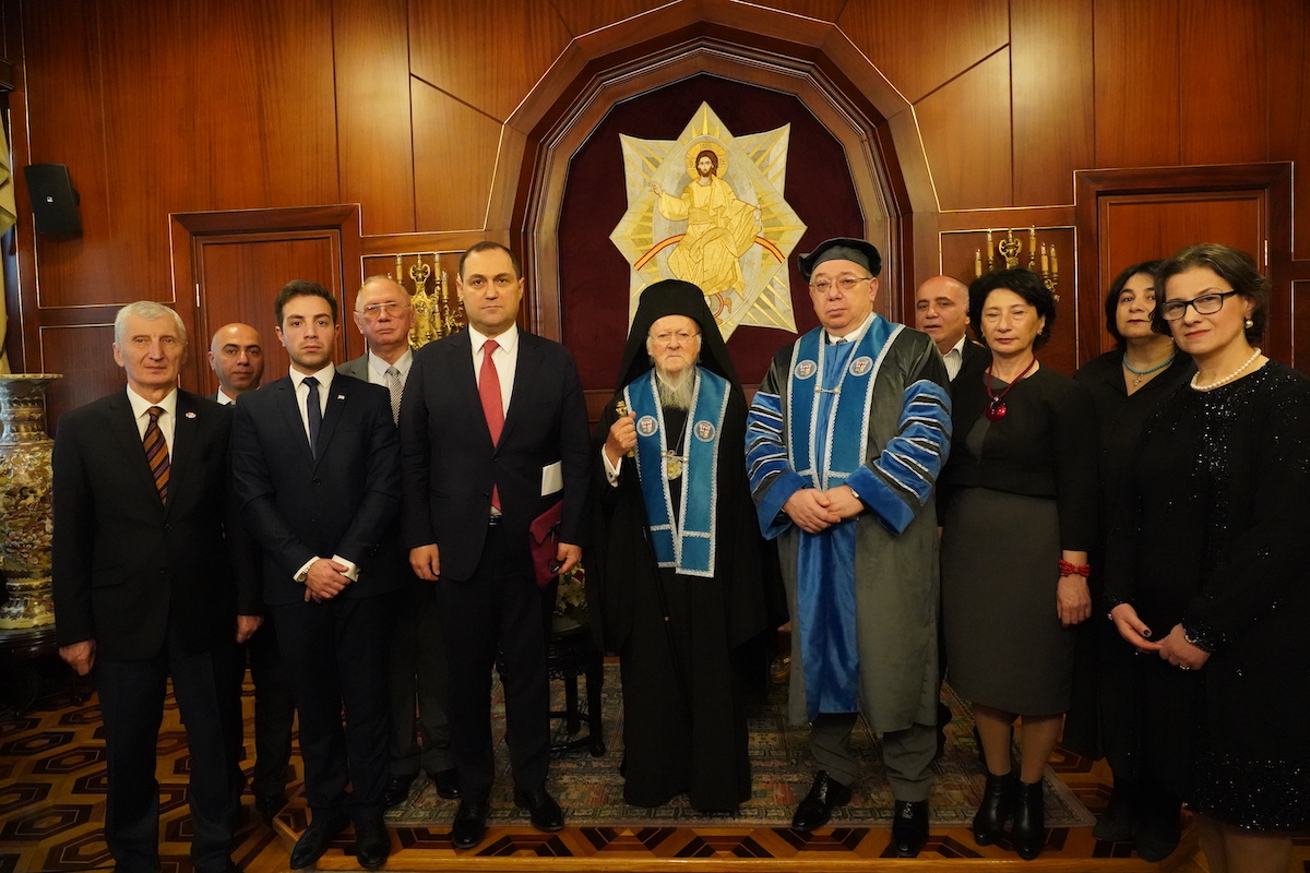 Ο Οικουμενικός Πατριάρχης αναγορεύτηκε Επίτιμος Διδάκτορας του ...