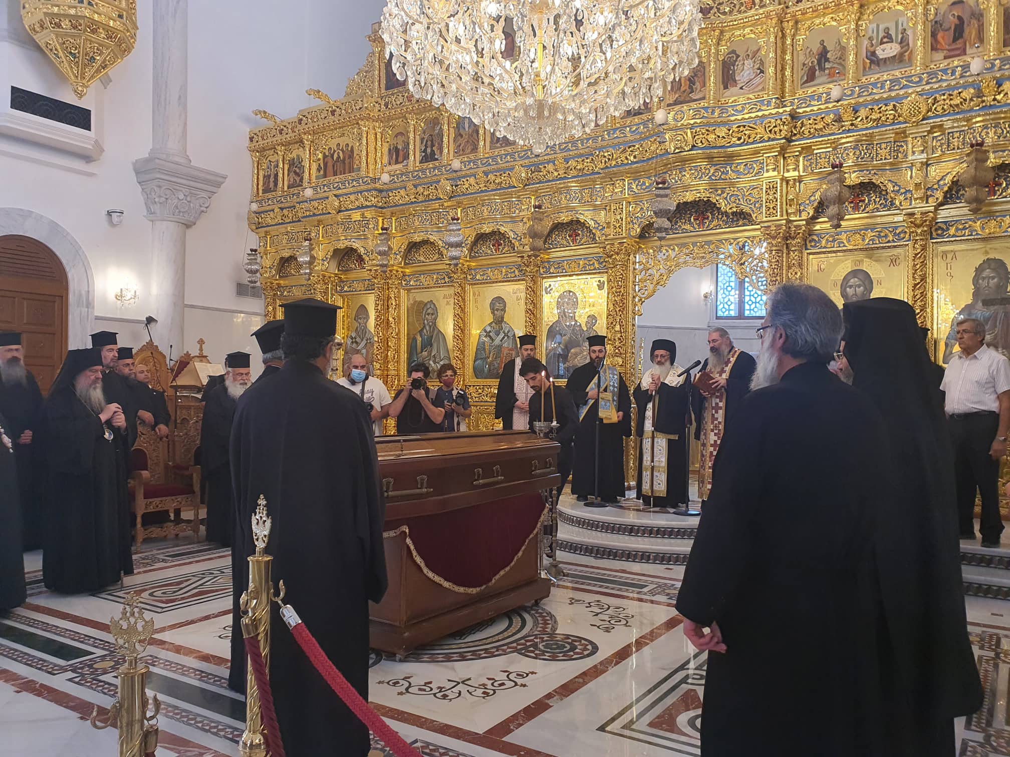 Στον Καθεδρικό Ναό του Αποστόλου Βαρνάβα το σκήνωμα του Αρχιεπισκόπου ...