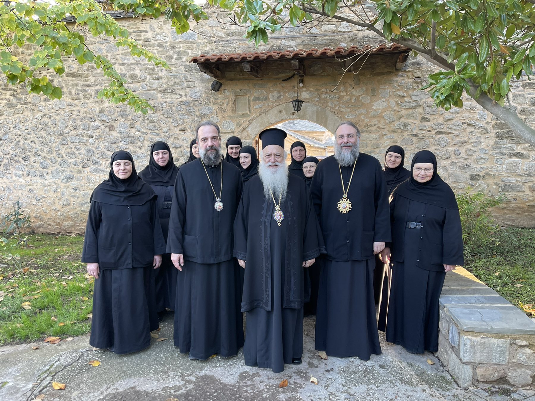 Οι Μητροπολίτες Βεροίας, Θήρας και Τρίκκης στην Ι.Μ. Κοιμήσεως της ...