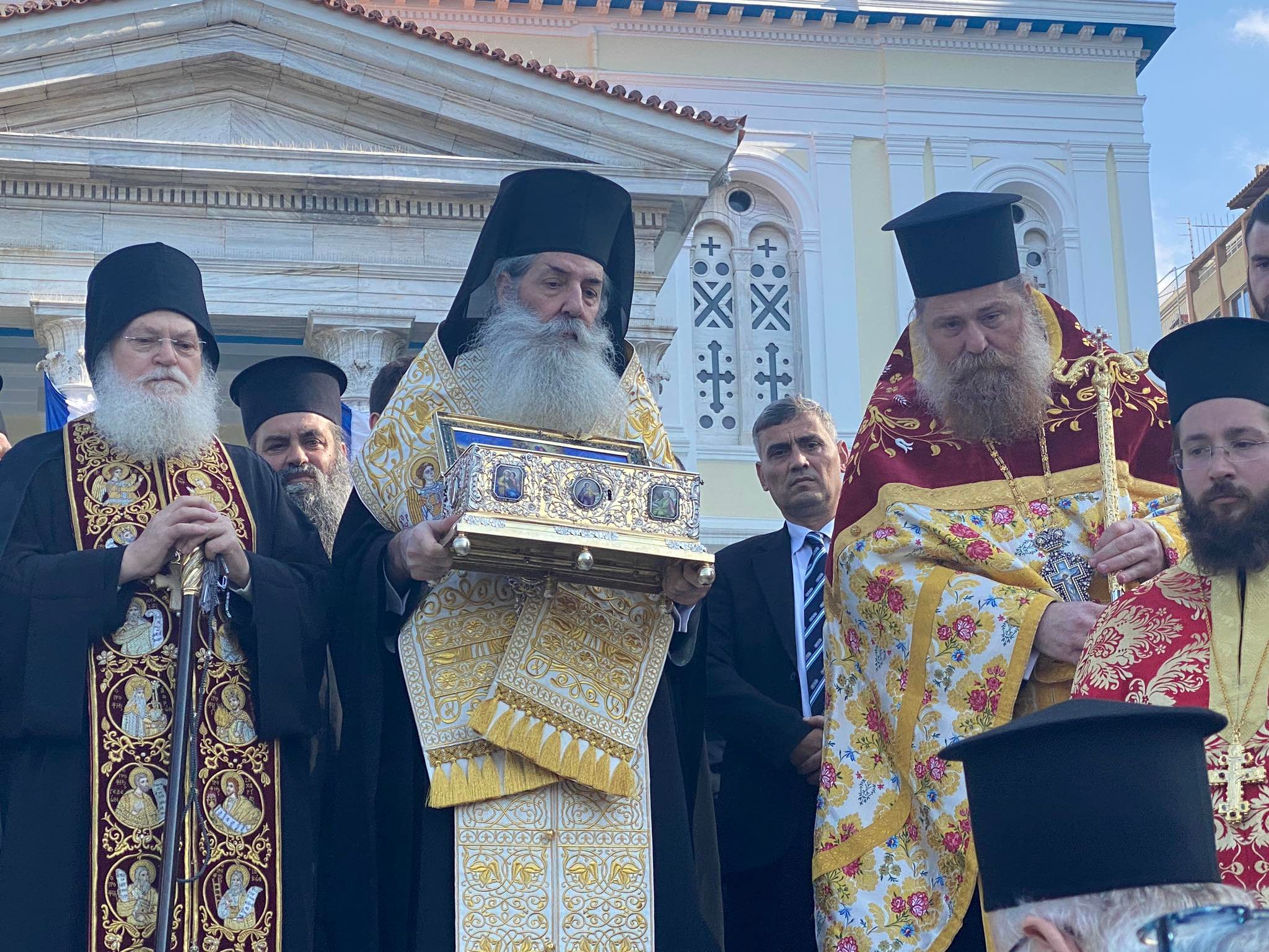 Φωτογραφίες από την αναχώρηση της Αγίας Ζώνης από τον Πειραιά ...