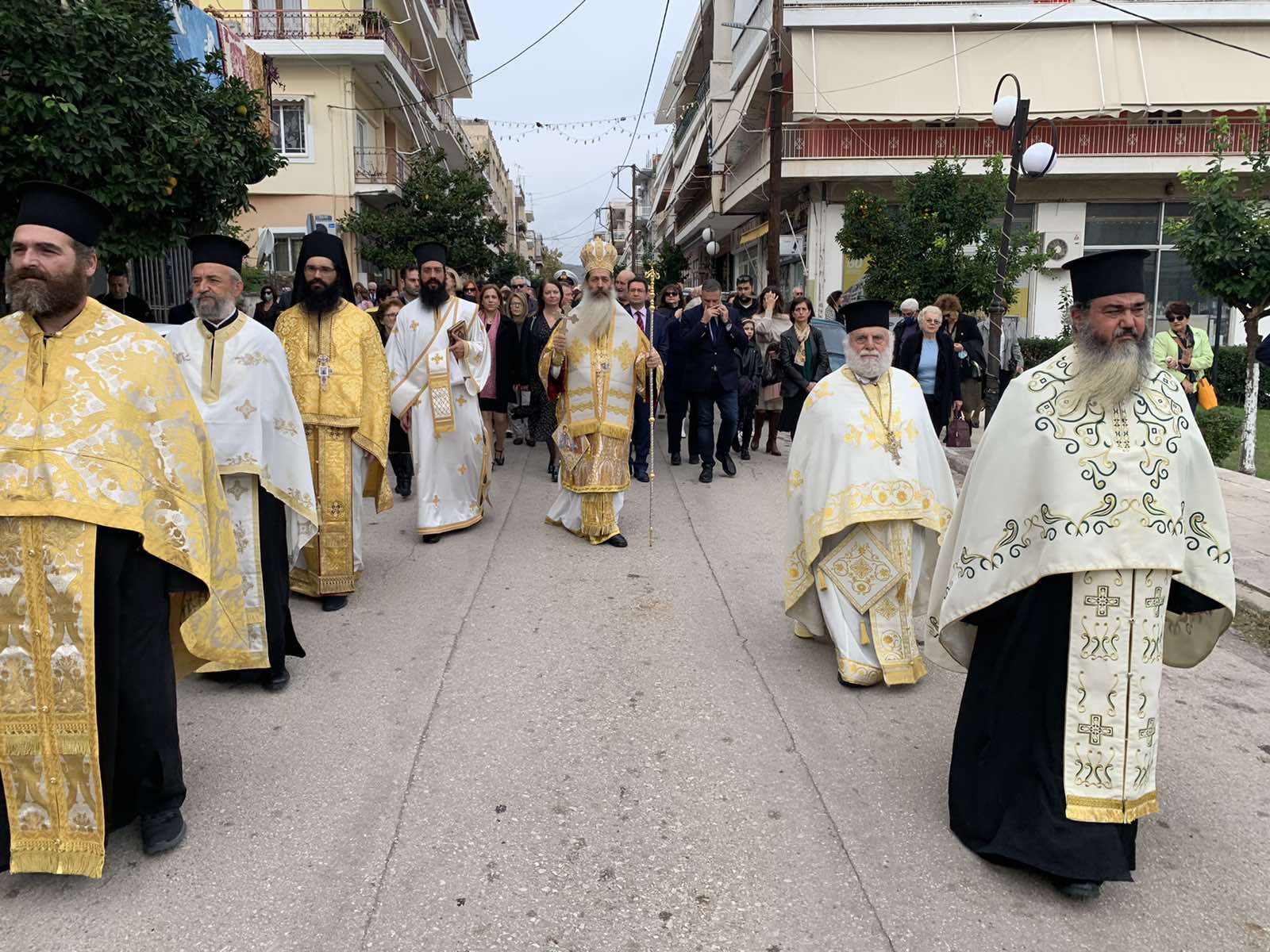 Αταλάντη: Ο Μητροπολίτης Φθιώτιδος στη λιτανεία της Ιεράς Εικόνας των ...