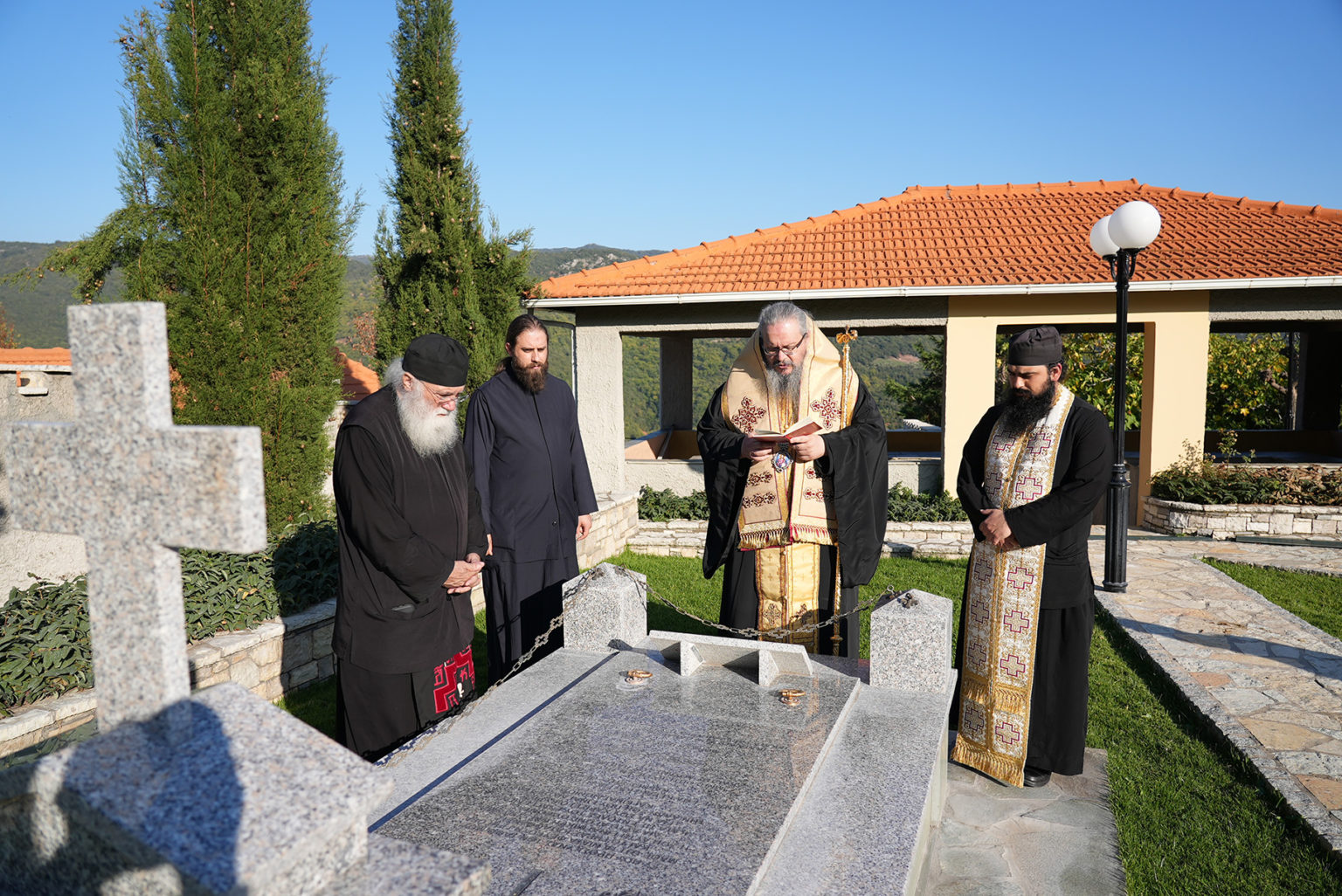 Ο Μητροπολίτης Λαρίσης τέλεσε τρισάγιο στη γερόντισσα Παϊσία στην Ιερά ...