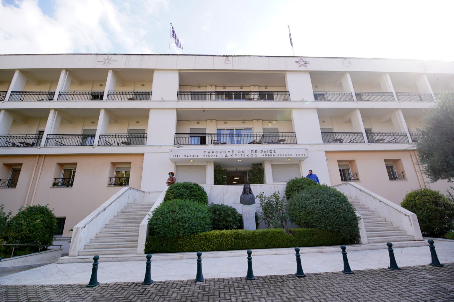 Εικόνες και βίντεο από την Αγία Ζώνη στο Γηροκομείο Πειραιά - Ορθοδοξία ...