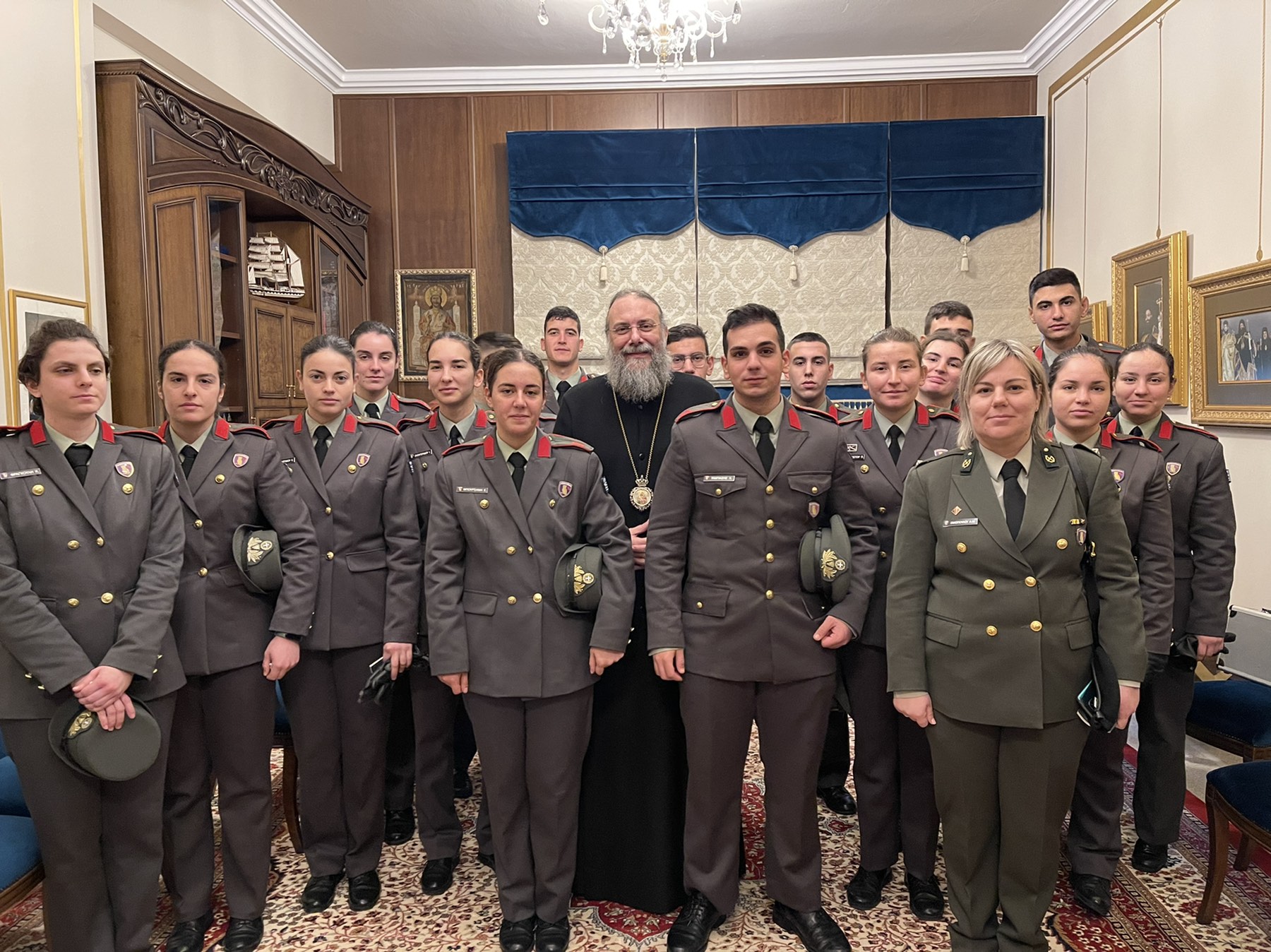 Τα κάλαντα των Χριστουγέννων από σπουδαστές της Σ.Μ.Υ. στον Μητροπολίτη ...