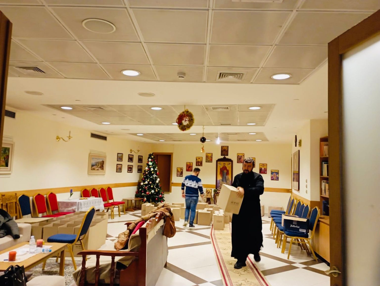 Η Ορθόδοξη Νεολαία Τιράνων στήριξε εκατοντάδες οικογένειες τα ...
