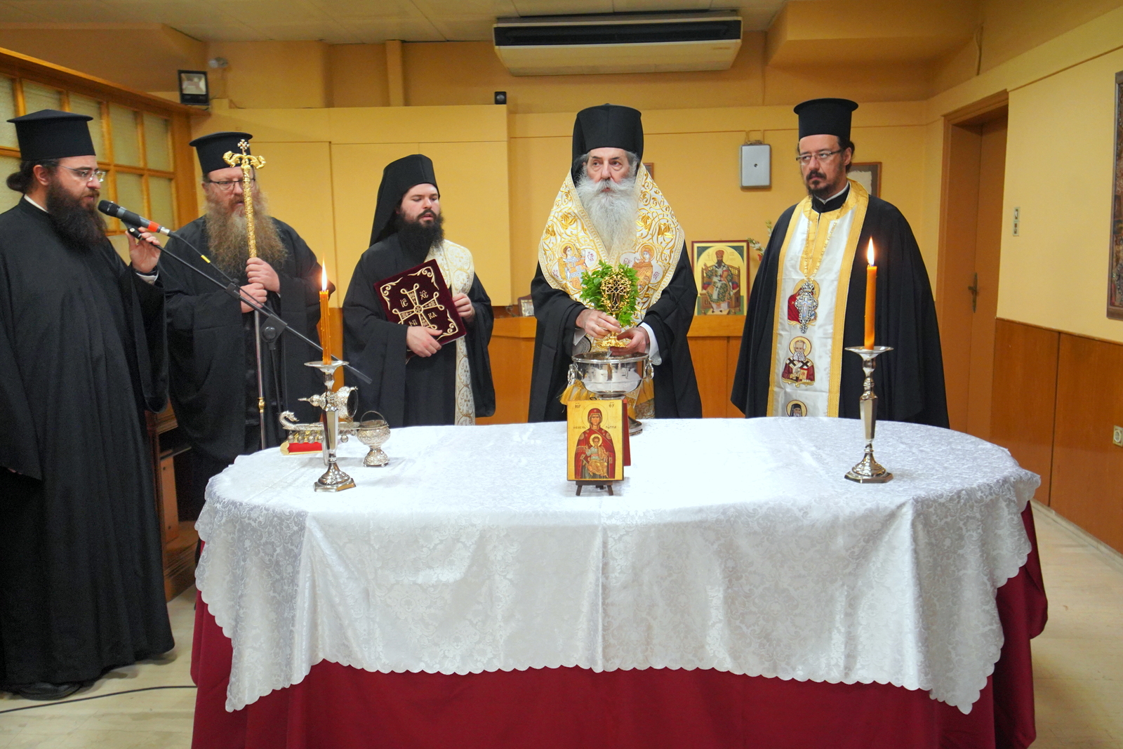 Τα εγκαίνια της Δωροέκθεσης της Ι.Μ Πειραιώς τέλεσε ο Μητροπολίτης ...