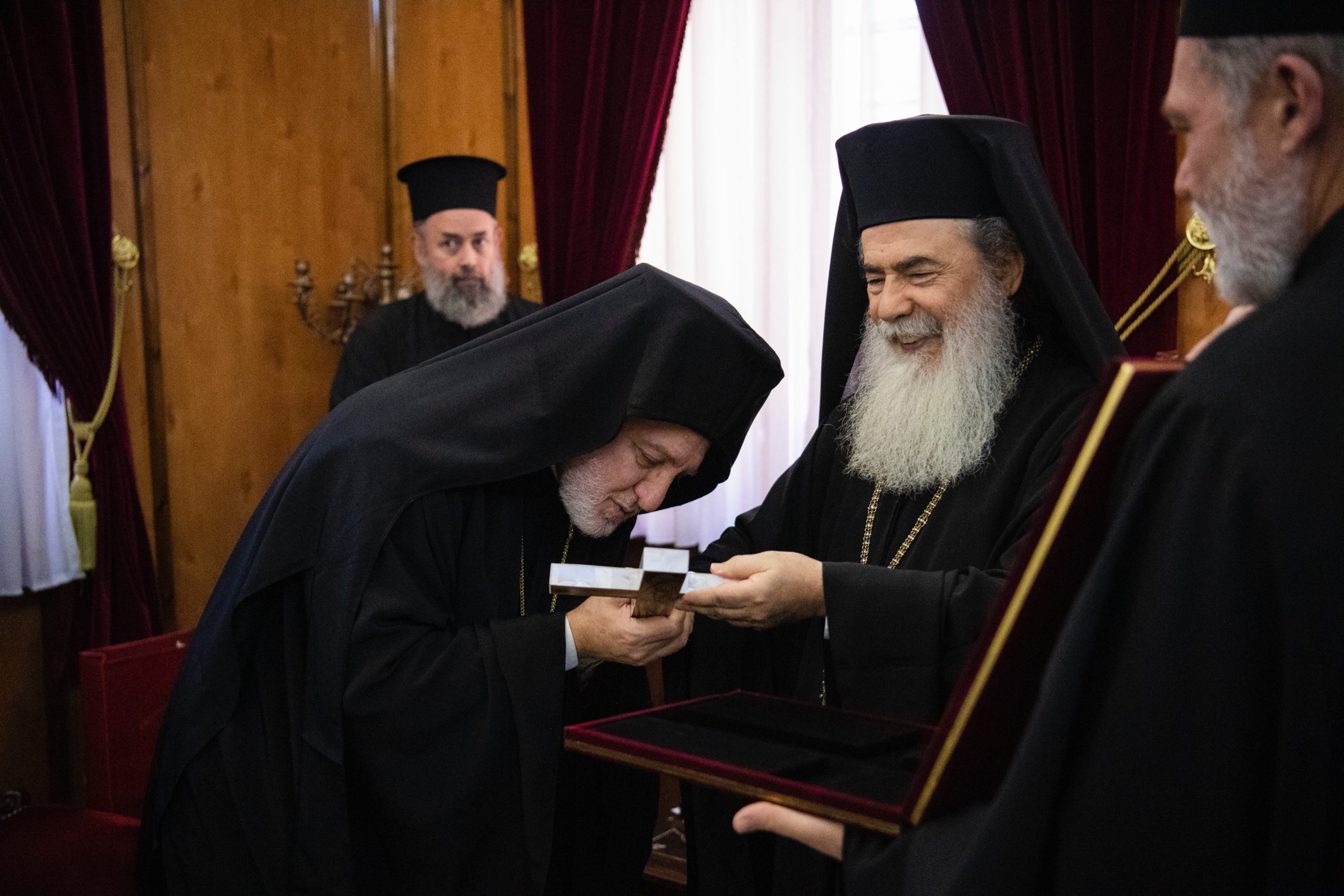 Συνάντηση του Αμερικής Ελπιδοφόρου με τον Πατριάρχη Ιεροσολύμων Θεόφιλο ...