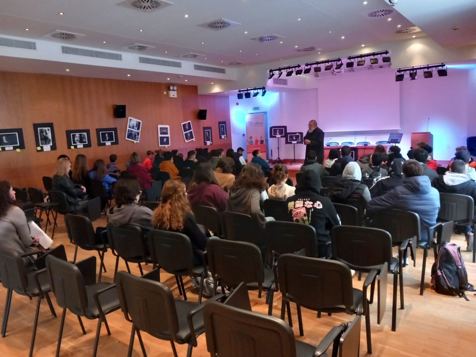 Έκθεση φωτογραφίας με θέμα την ενδοοικογενειακή βία: «Γεννηθήτω Φως ...
