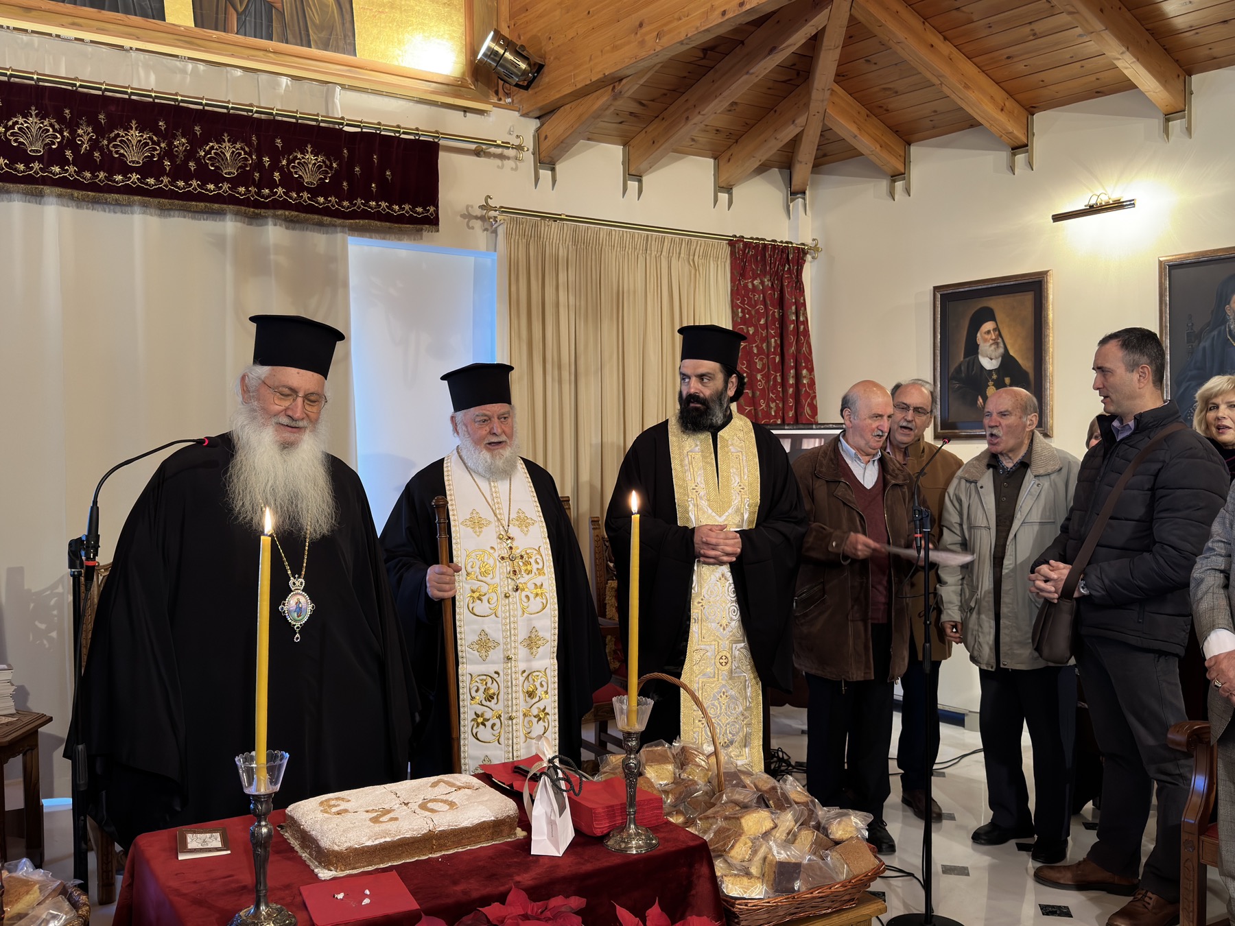 Πρωτοχρονιάτικα κάλαντα και κοπή Βασιλόπιτας στην Ιερά Μητρόπολη Θηβών ...