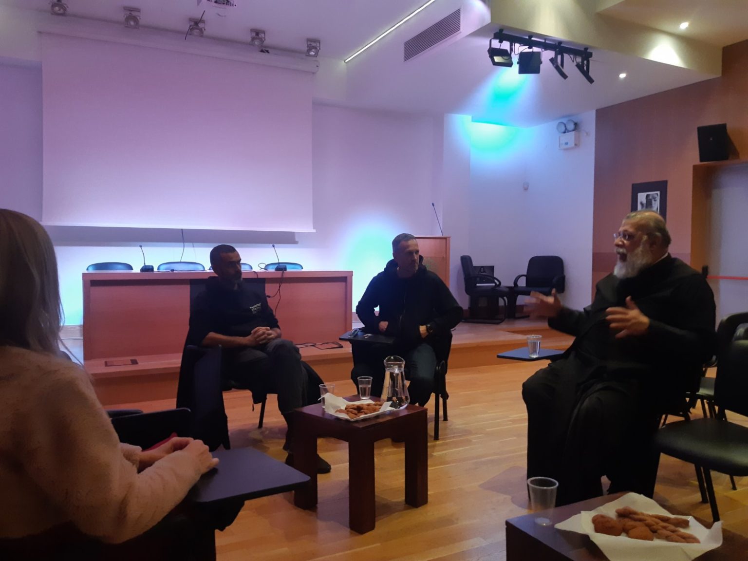 Έκθεση φωτογραφίας με θέμα την ενδοοικογενειακή βία: «Γεννηθήτω Φως ...