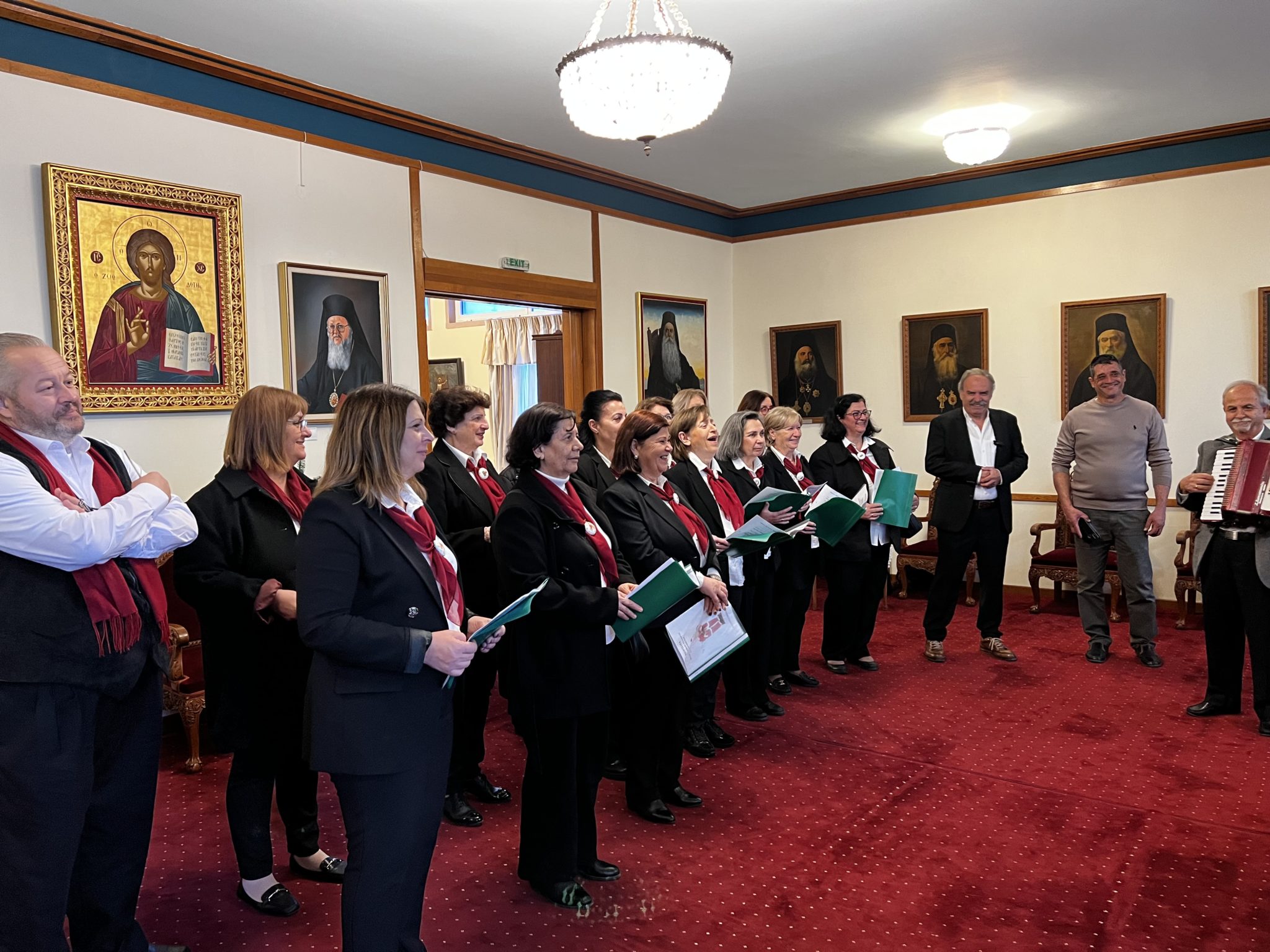 Έψαλλαν τα Πρωτοχρονιάτικα κάλαντα στον Αρχιεπίσκοπο Κρήτης - Ορθοδοξία ...