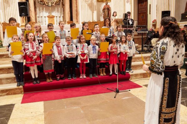 Bun ești, Doamne, Bun! Au răsunat colinde românești în catedrala ...