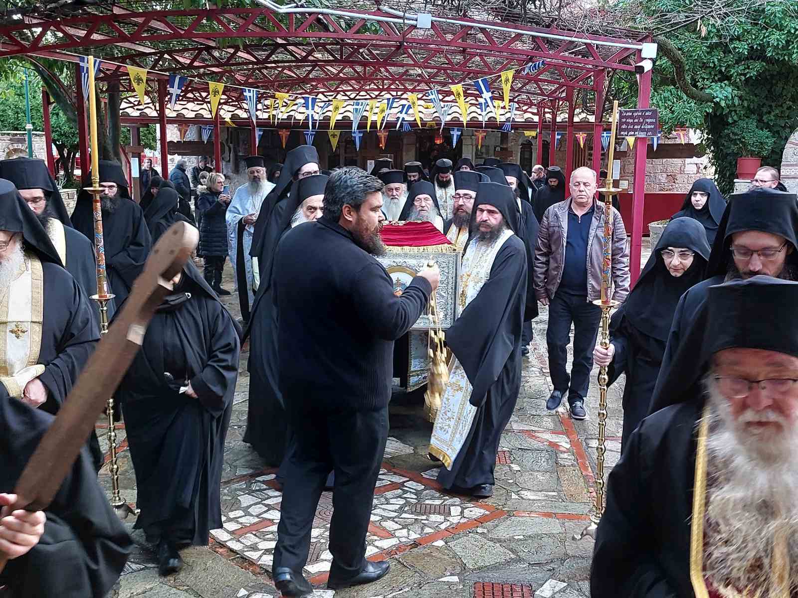 Το άφθαρτο Σκήνωμα του Οσίου Βησσαρίωνος για μία και μοναδική φορά ...
