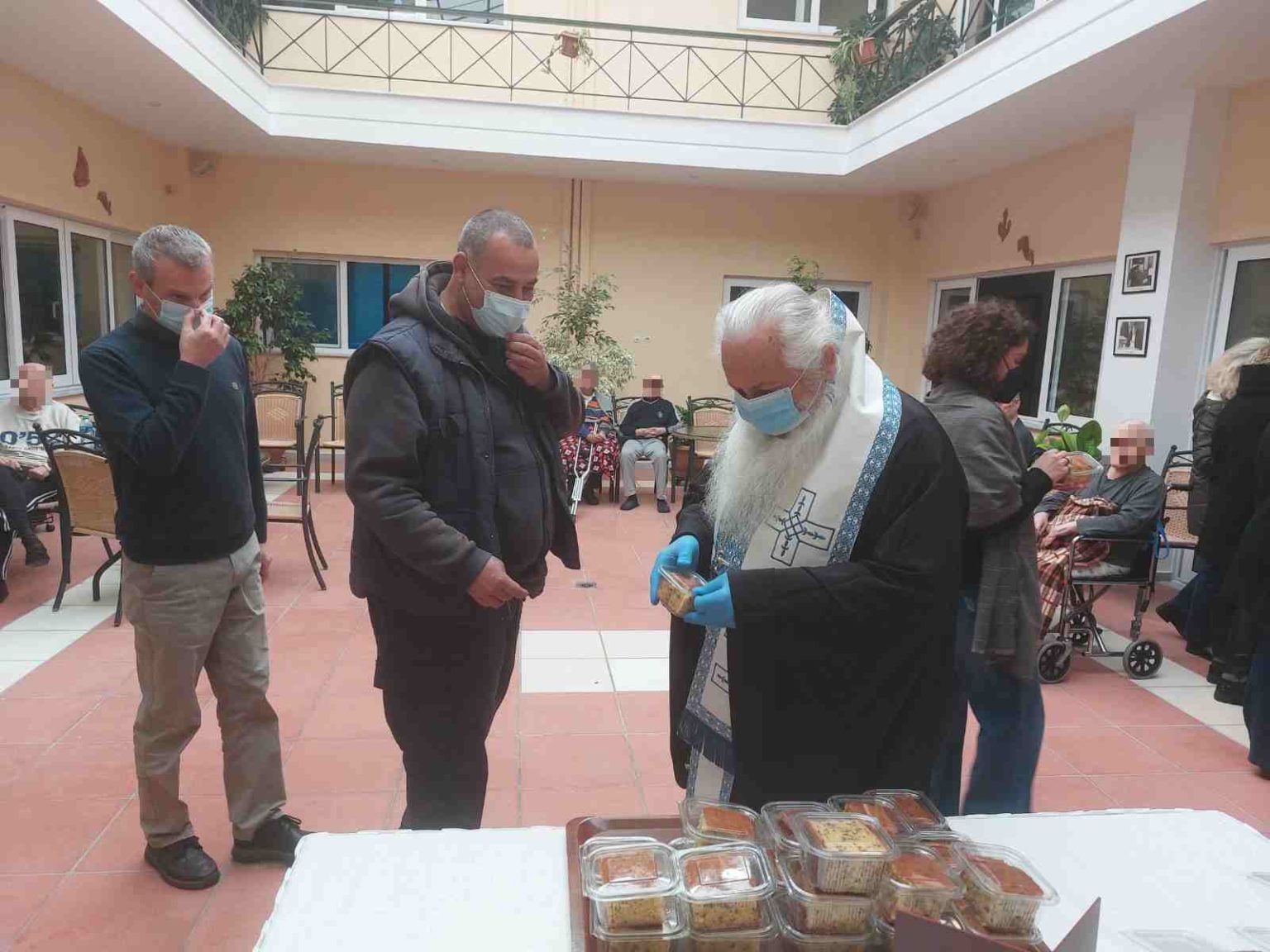 Ο Μητροπολίτης Θηβών στο Θεραπευτήριο Χρονίως Πασχόντων «Ο ΑΓΙΟΣ ...