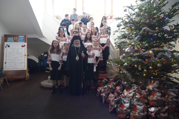 Copiii de la Aşezământul „Sf. Vasile cel Mare” din Galaţi au primit ...