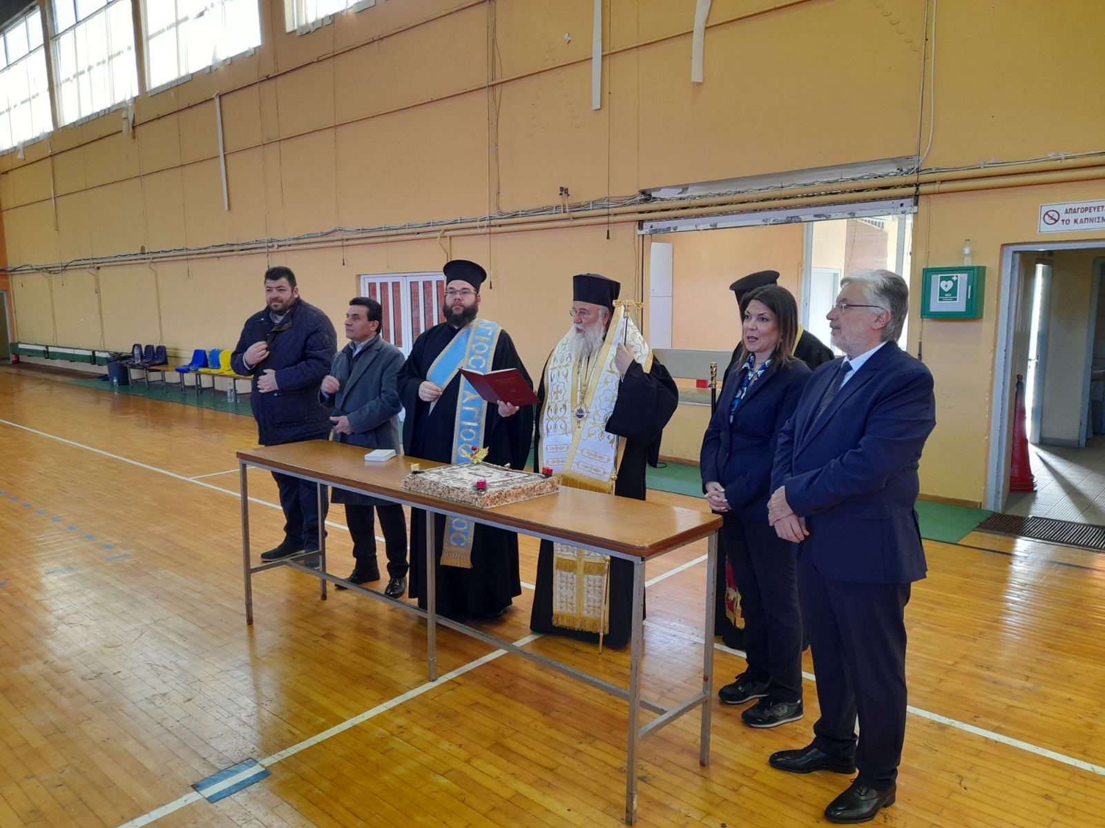 Ο Μητροπολίτης Νεκτάριος στις εγκαταστάσεις του Κλειστού Γηπέδου της ...
