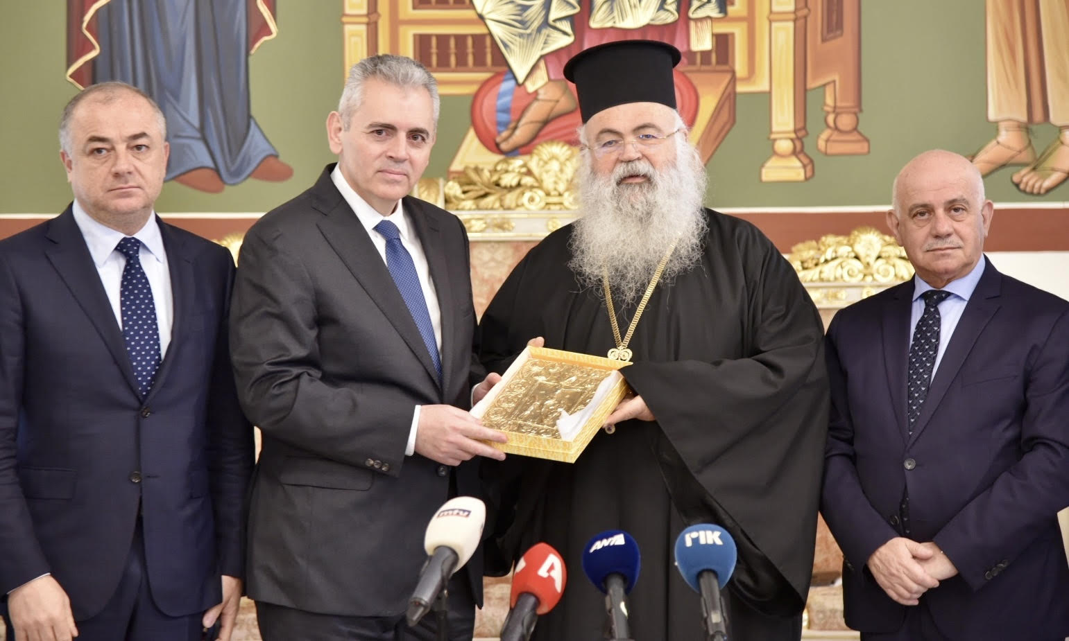 Συνάντηση Χαρακόπουλου με τον Αρχιεπίσκοπο Κύπρου στο περιθώριο ...