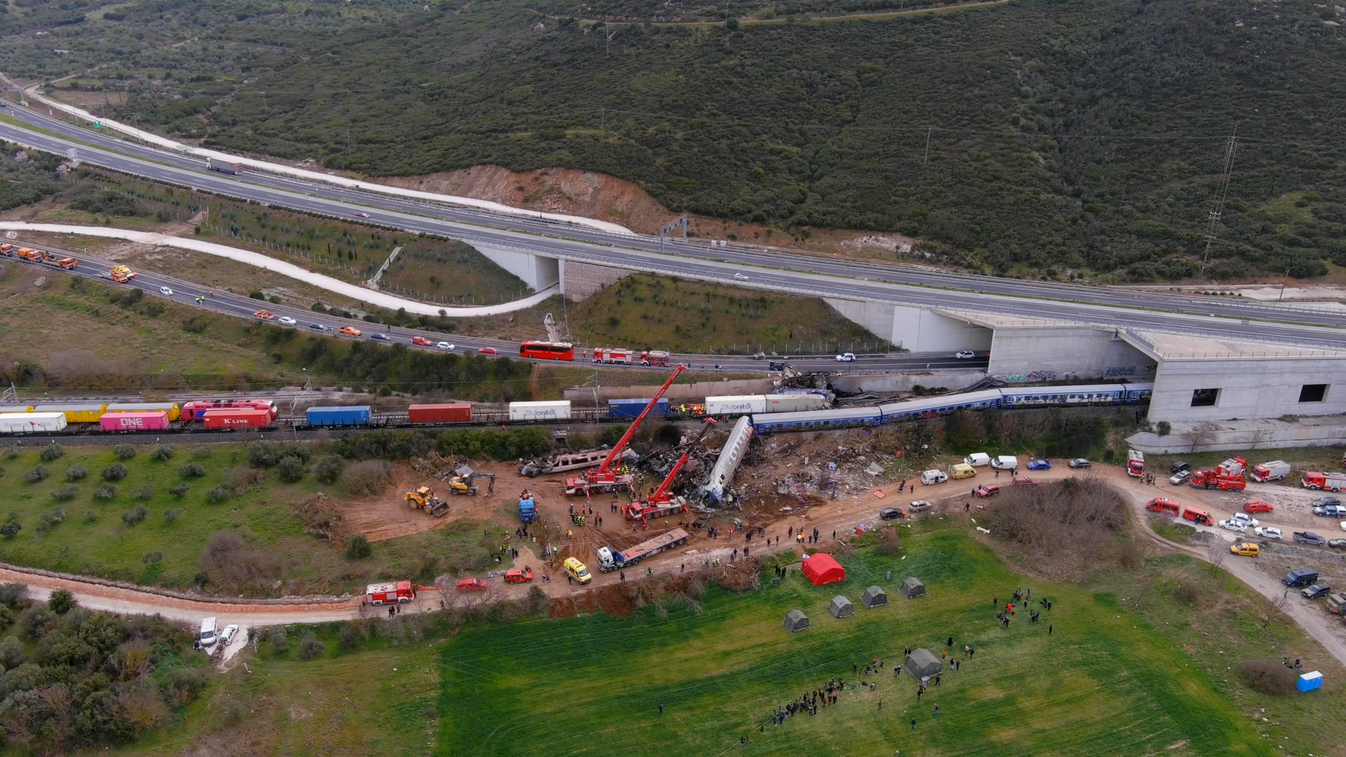 Εθνική τραγωδία στα Τέμπη: Νεκροί και τραυματίες από σύγκρουση τρένων ...