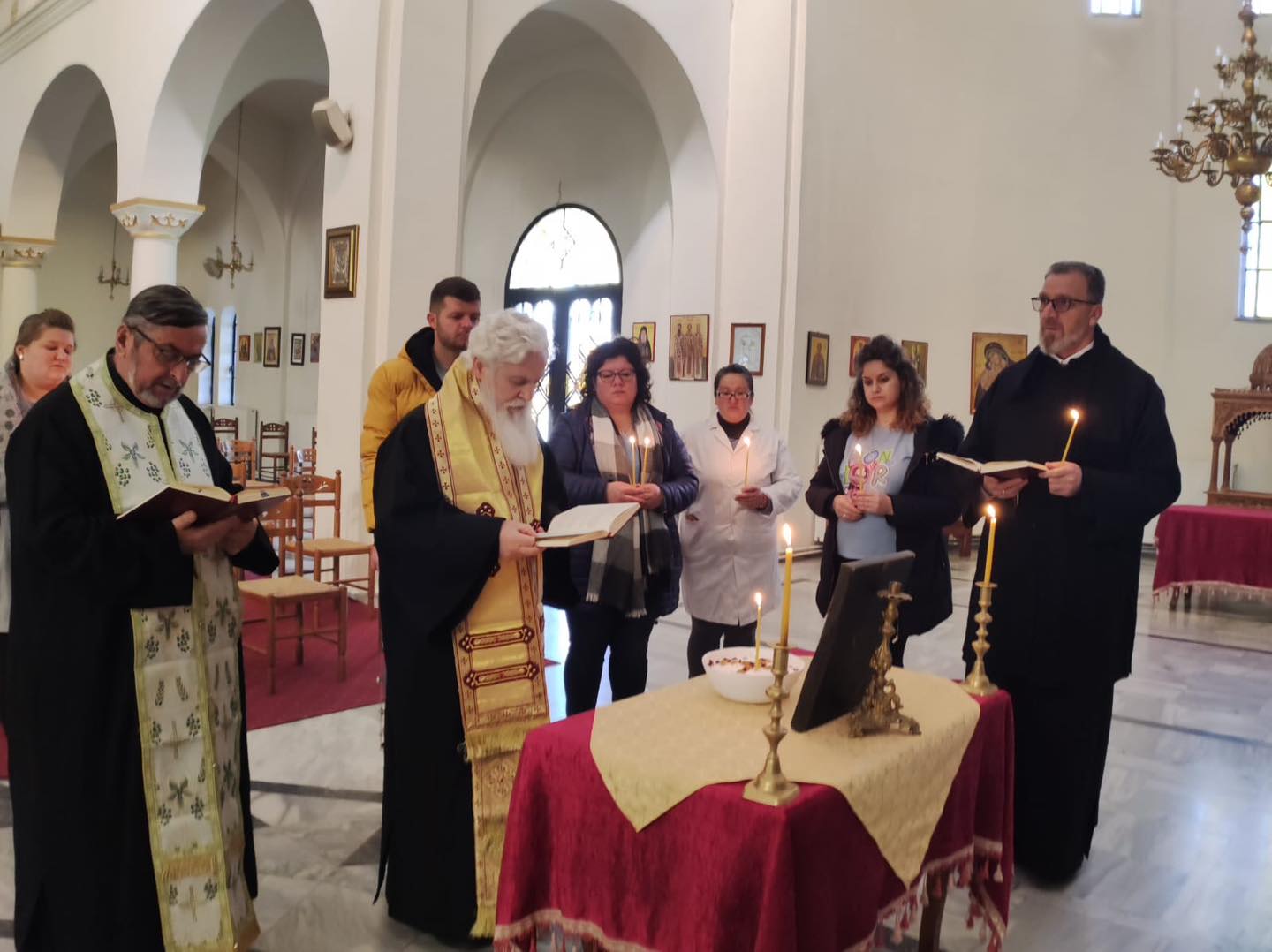 Μνημόσυνο για τα θύματα της τραγωδίας των Τεμπών στο Φιέρι της Αλβανίας ...
