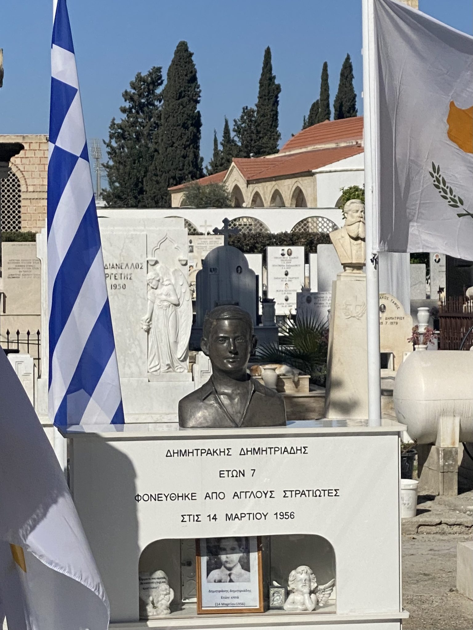 Ο Μητροπολίτης Κιτίου τέλεσε το Μνημόσυνο του ήρωα της ΕΟΚΑ Δημητράκη ...