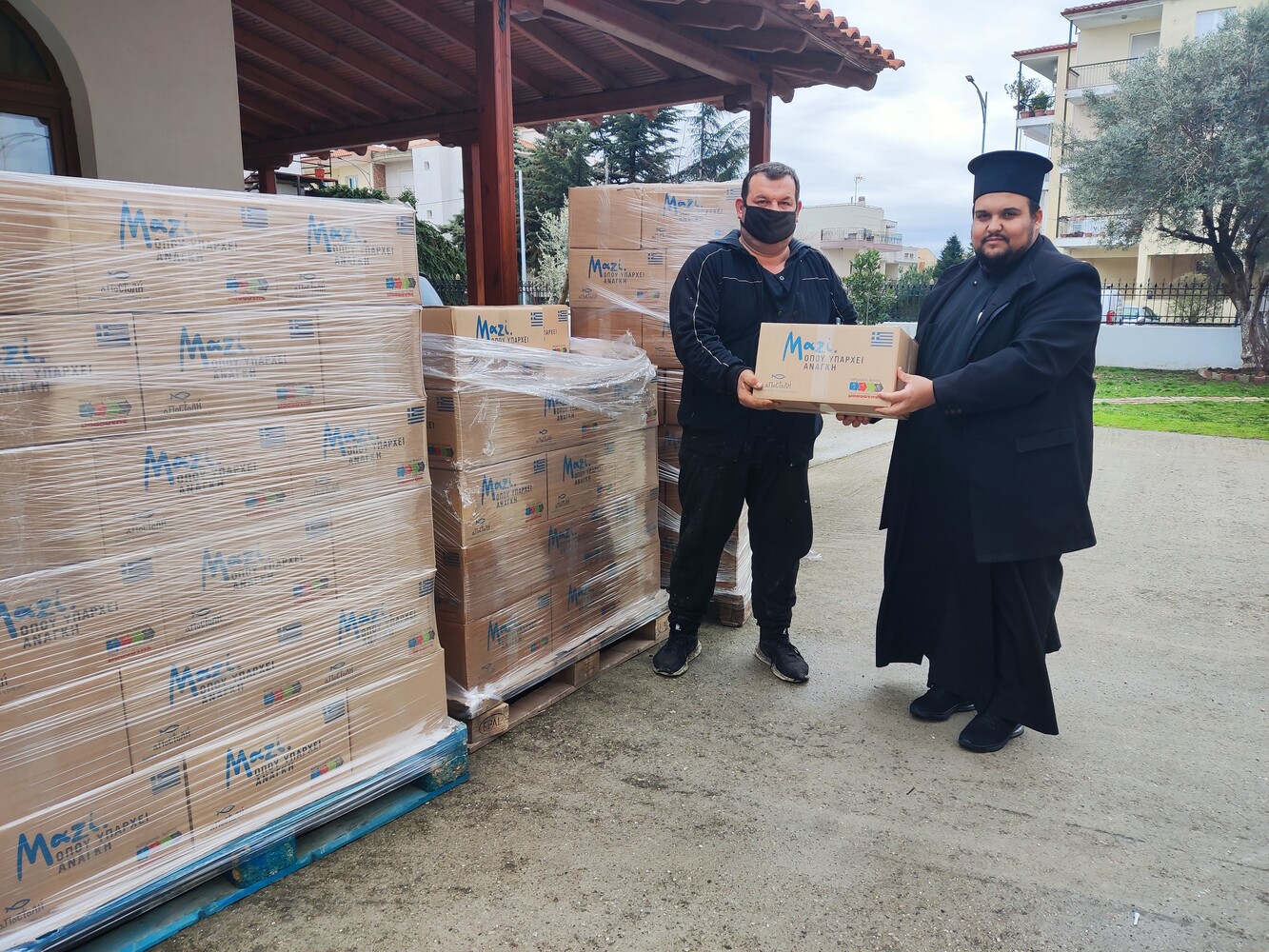 Διανομή τροφίμων από τη Μητρόπολη Μαρωνείας σε άπορες οικογένειες ...