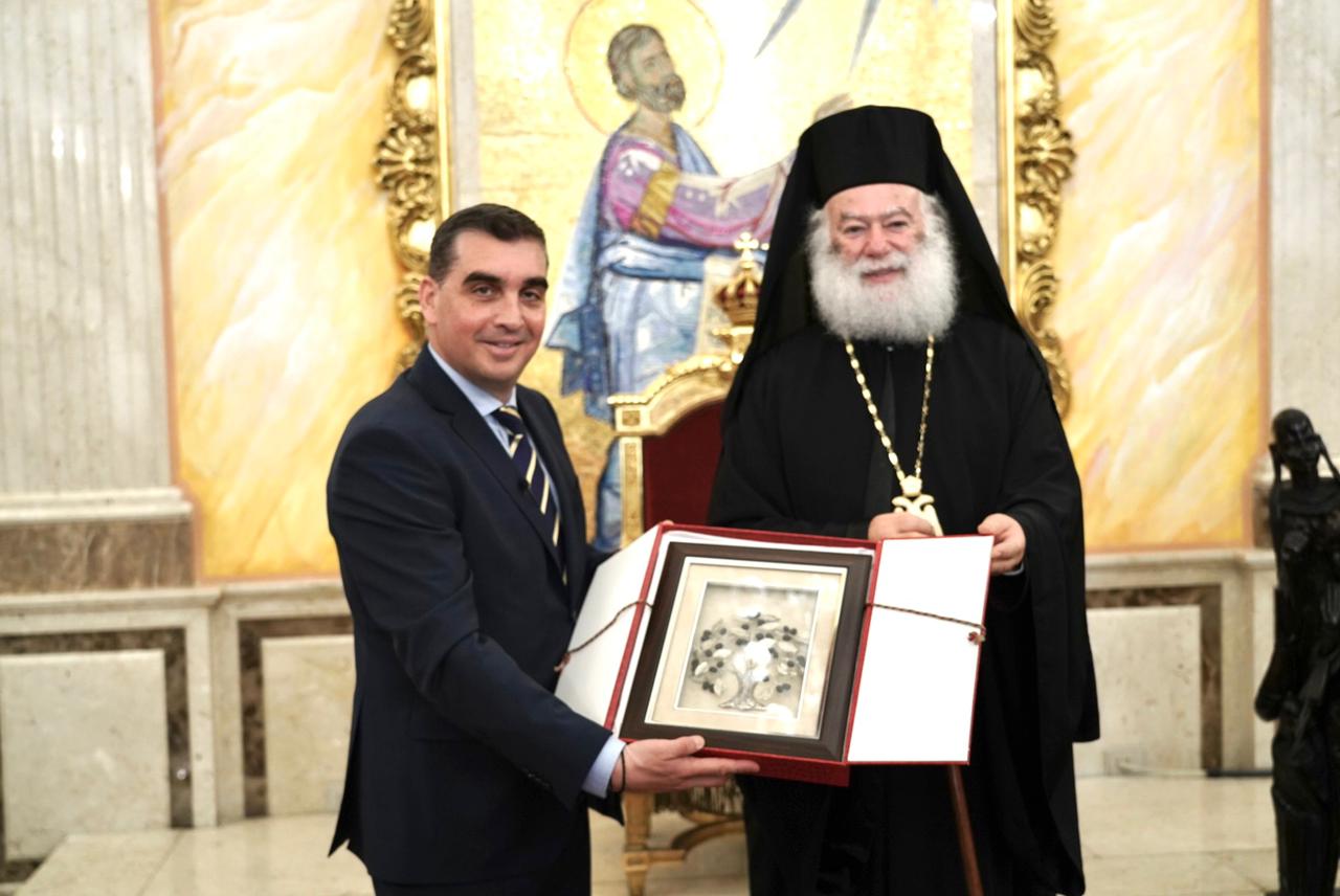 Ο Πατριάρχης Αλεξανδρείας τίμησε το Δήμαρχο Ελληνικού Αργυρούπολης για ...