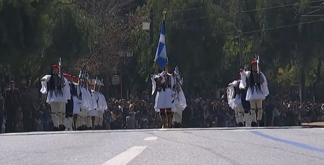 Η στρατιωτική παρέλαση στην Αθήνα για την εθνική επέτειο της 25ης ...