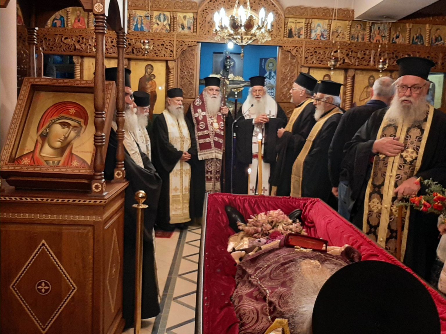 Το ύστατο χαίρε στον π. Κωνσταντίνο Γκέλη στην Ι.Μ. Γεννήσεως της ...