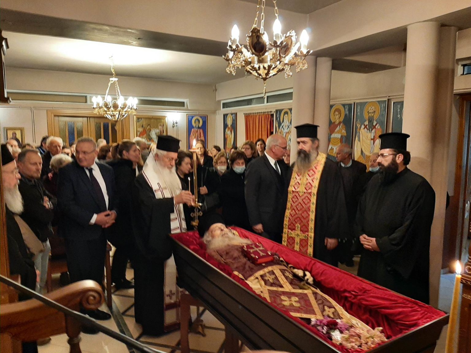 Το ύστατο χαίρε στον π. Κωνσταντίνο Γκέλη στην Ι.Μ. Γεννήσεως της ...