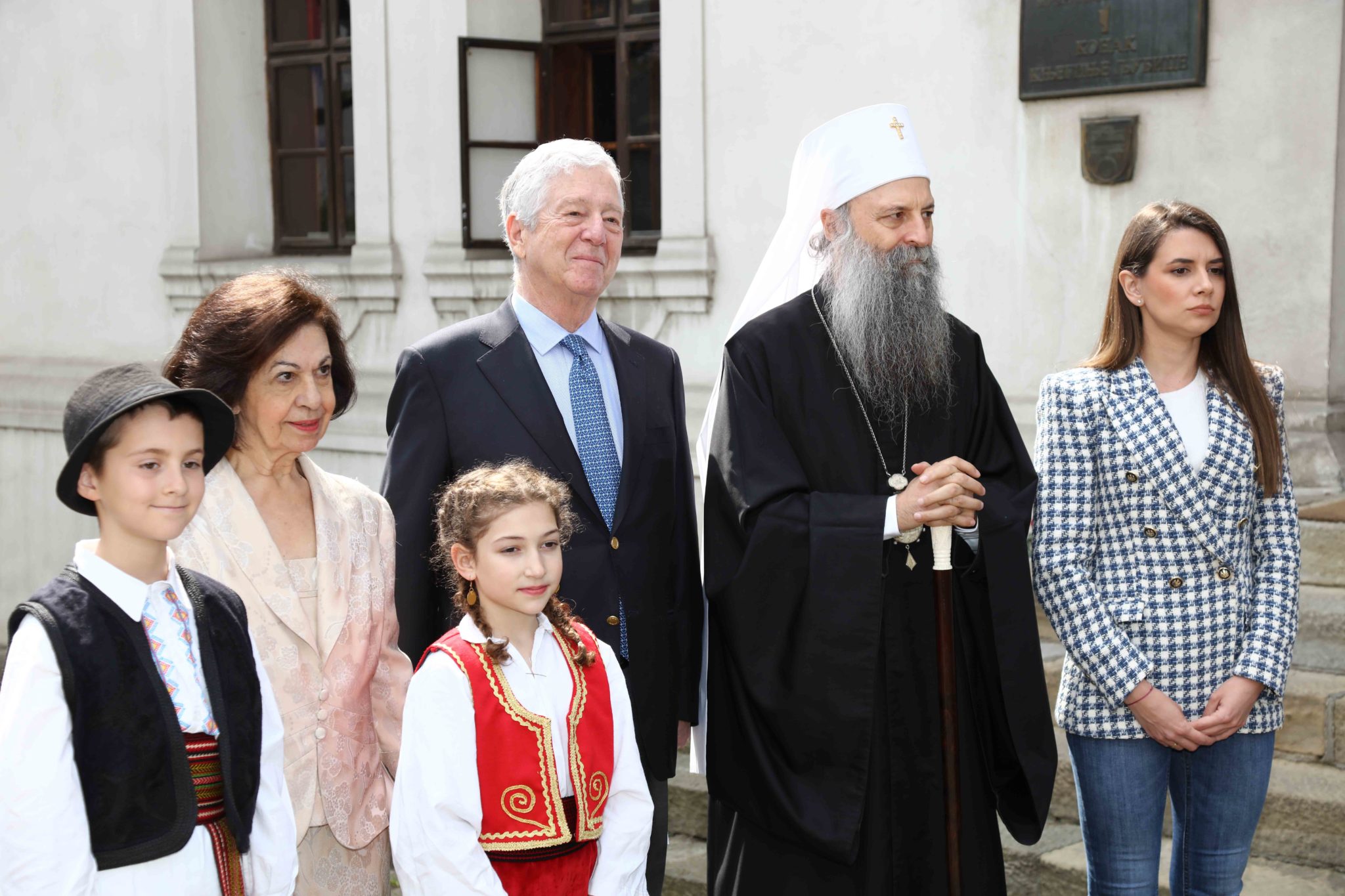 Μικρά παιδιά προσέφεραν πασχαλινές δημιουργίες στον Πατριάρχη Σερβίας ...