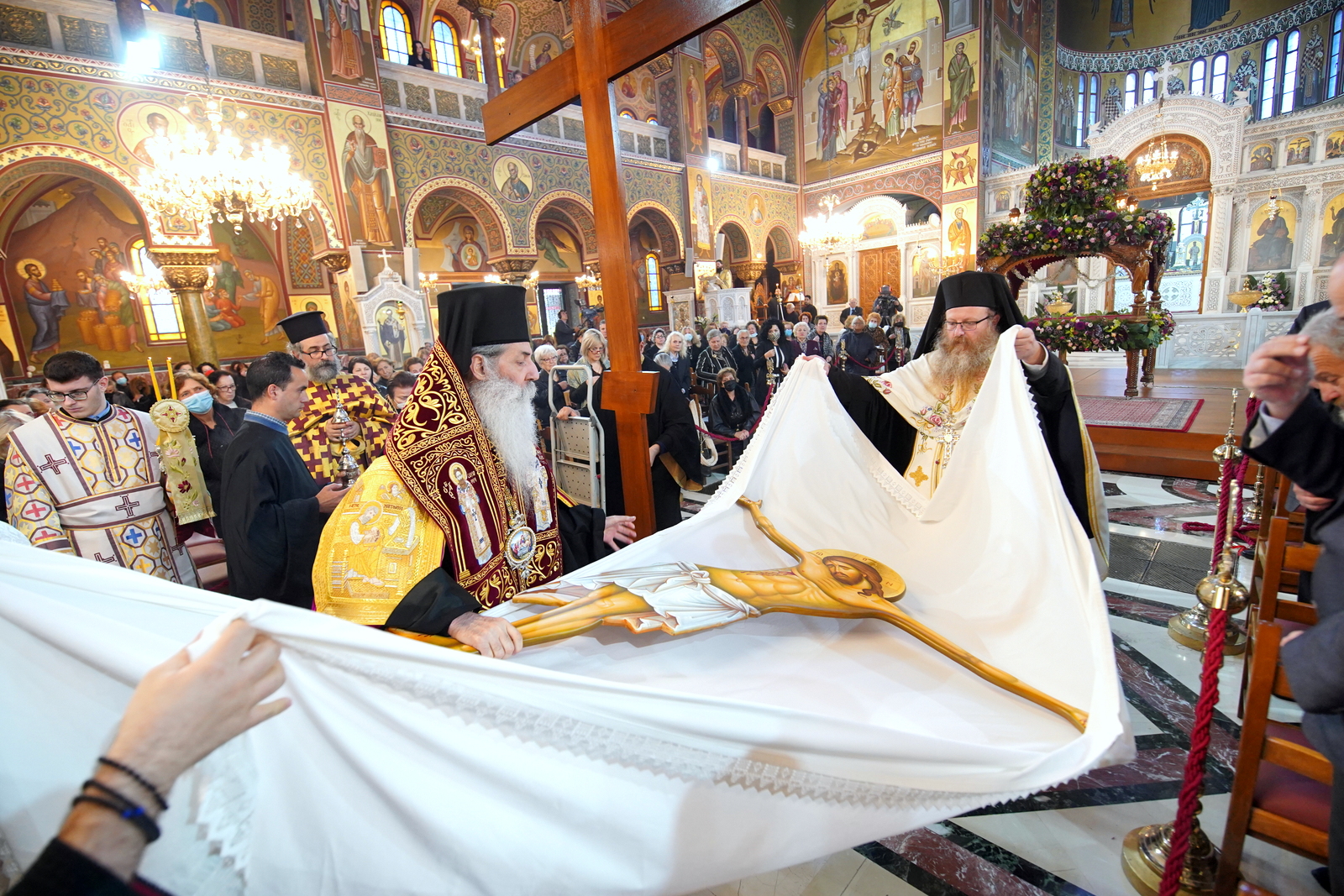 Η Ακολουθία του Εσπερινού της Αποκαθηλώσεως στον Καθεδρικό Ιερό Ναό ...
