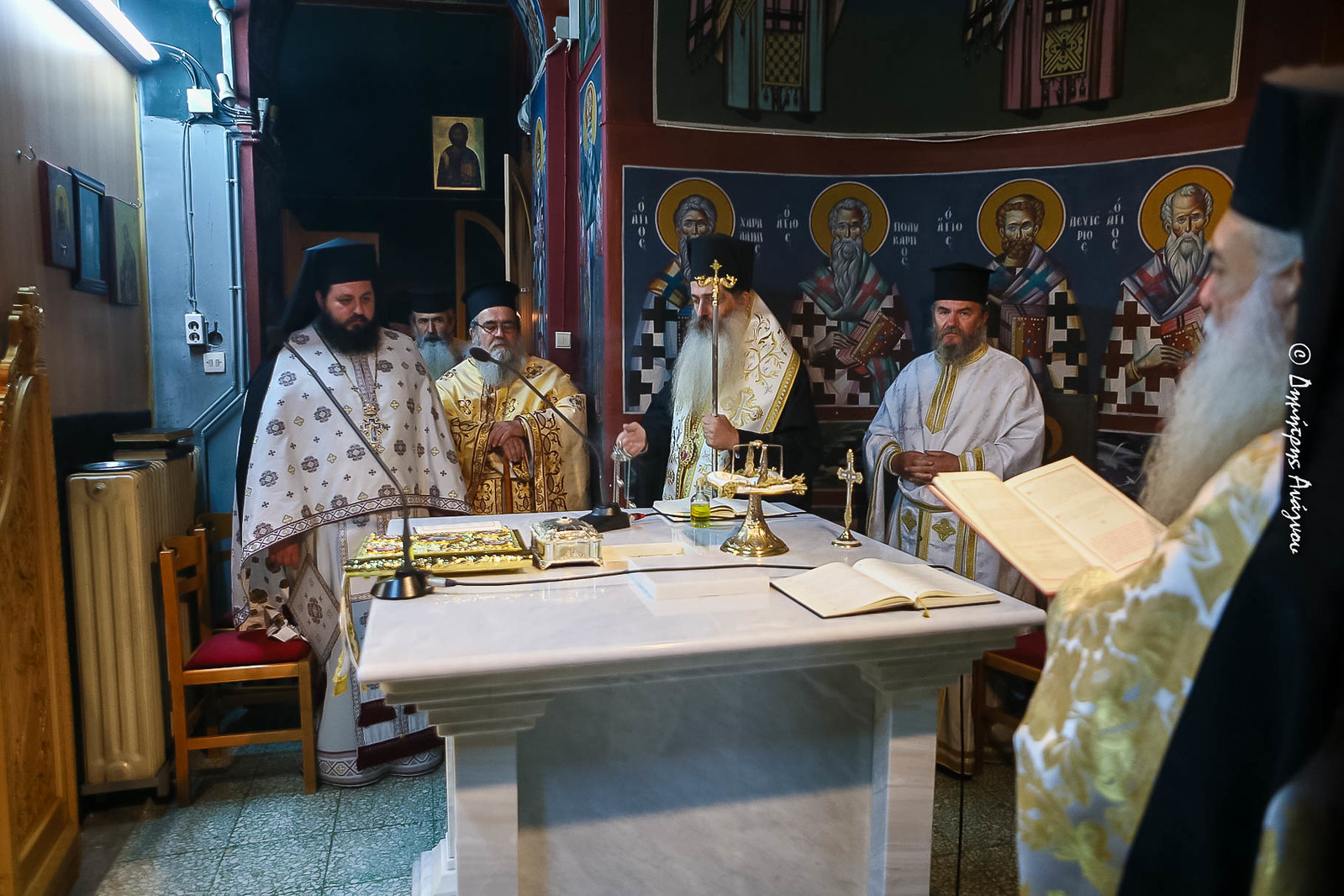 Ο Φθιώτιδος Συμεών κατέθεσε τα Ιερά Λείψανα στην Αγία Τράπεζα του ναού ...