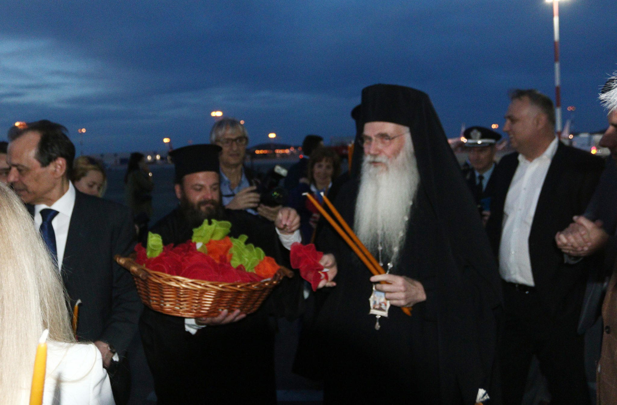 Το Άγιο Φως έφτασε στην Αθήνα και μεταφέρθηκε σε κάθε γωνιά της Ελλάδας ...