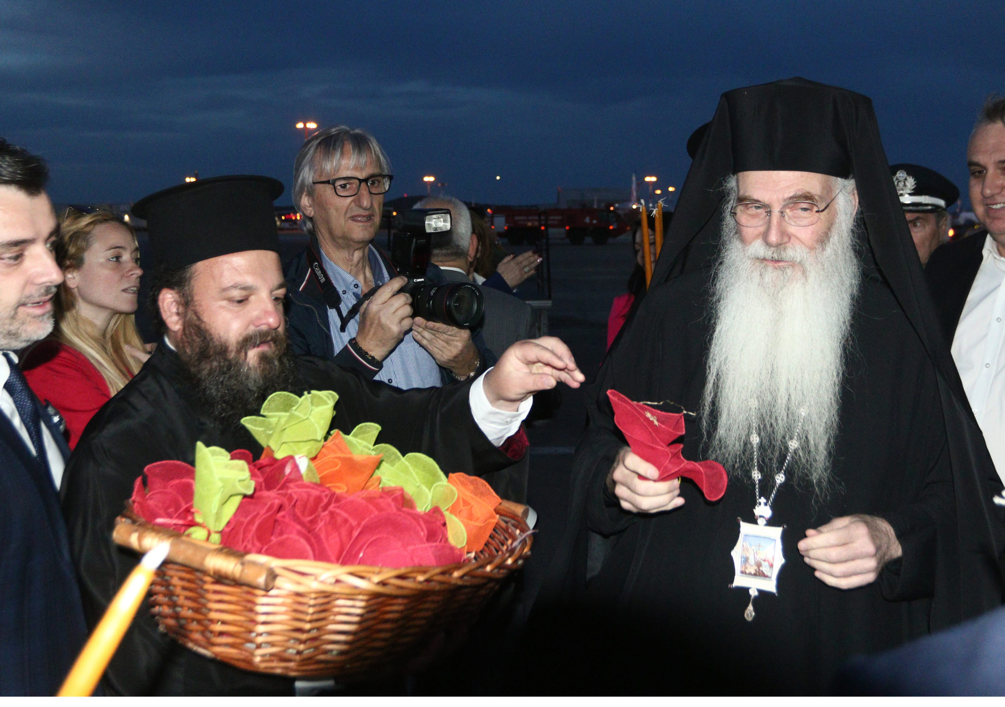 Το Άγιο Φως έφτασε στην Αθήνα και μεταφέρθηκε σε κάθε γωνιά της Ελλάδας ...