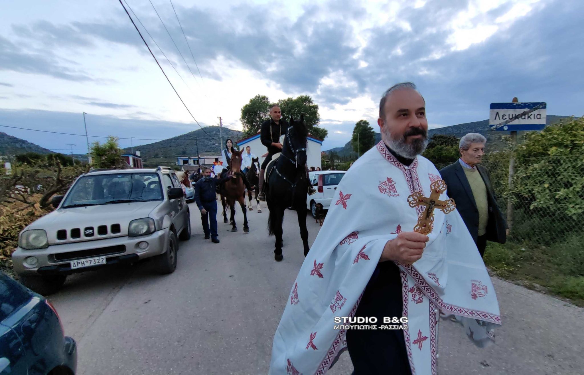 Περιφορά της Ιεράς Εικόνας του Αγίου Γεωργίου με άλογα στα Λευκάκια ...