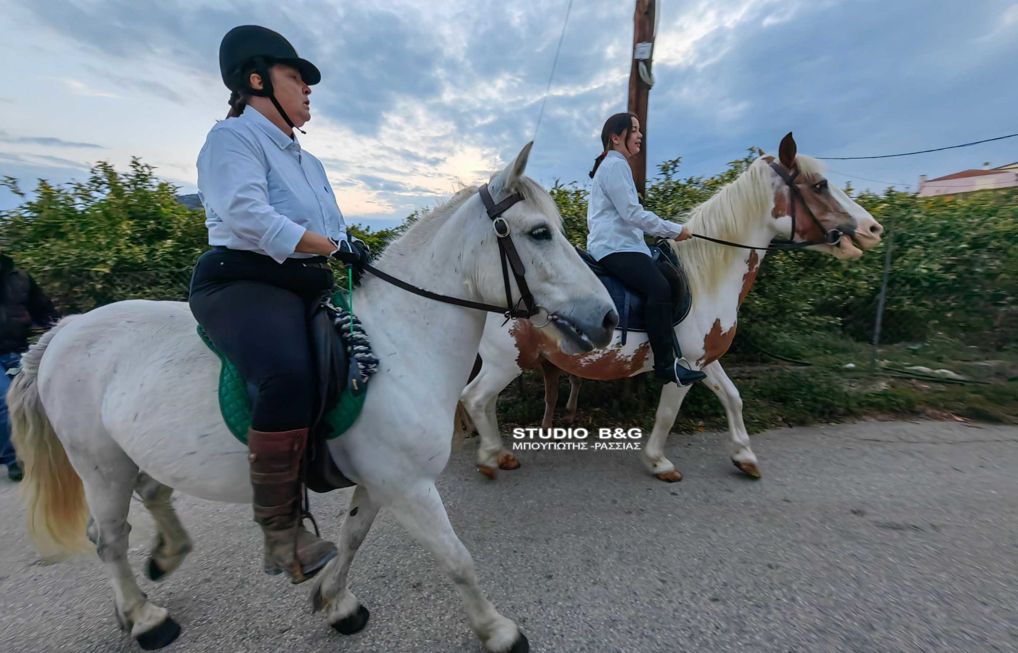 Περιφορά της Ιεράς Εικόνας του Αγίου Γεωργίου με άλογα στα Λευκάκια ...