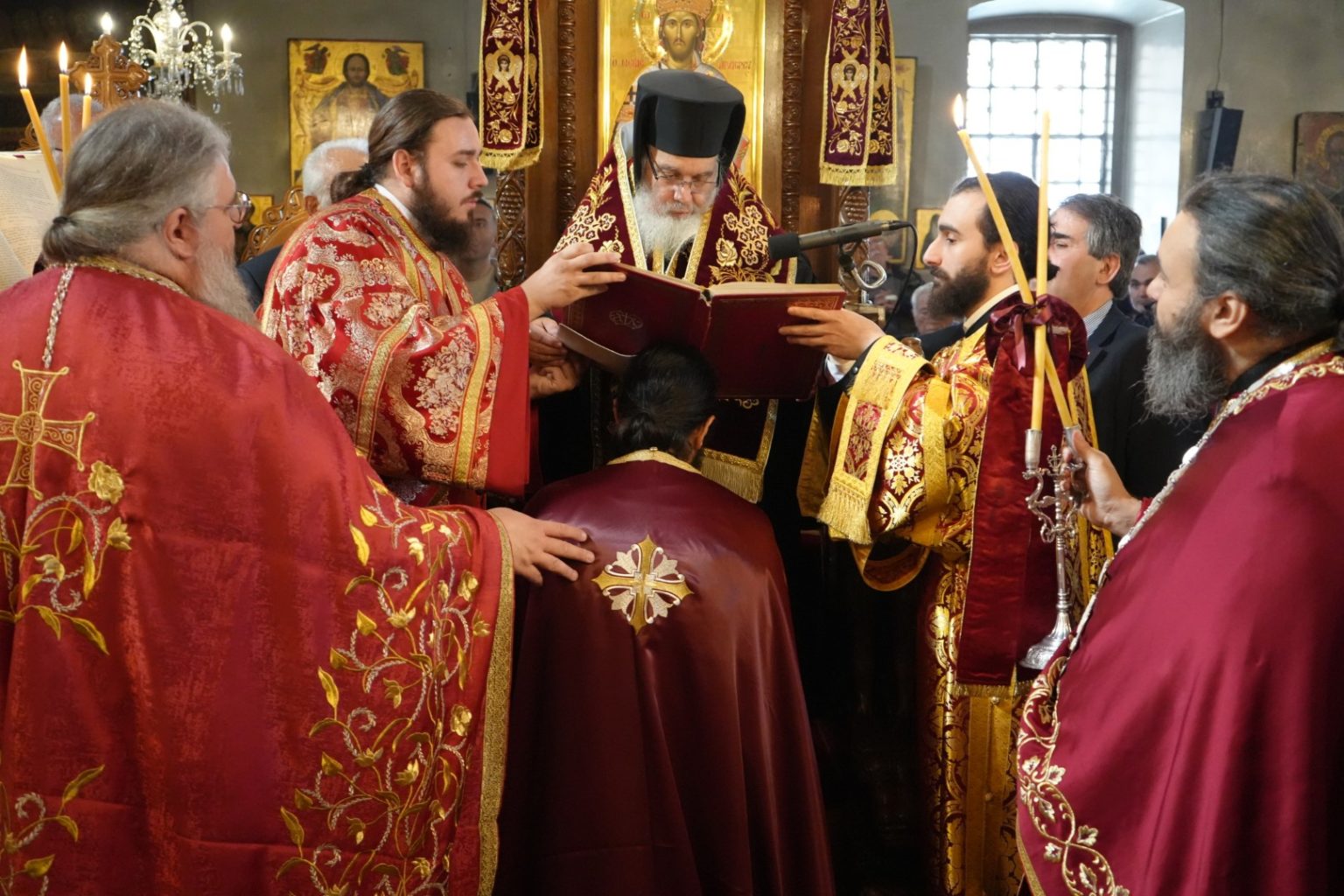 Αποκαθήλωση και χειροθεσία Πνευματικού από τον Μητροπολίτη Εδέσσης ...