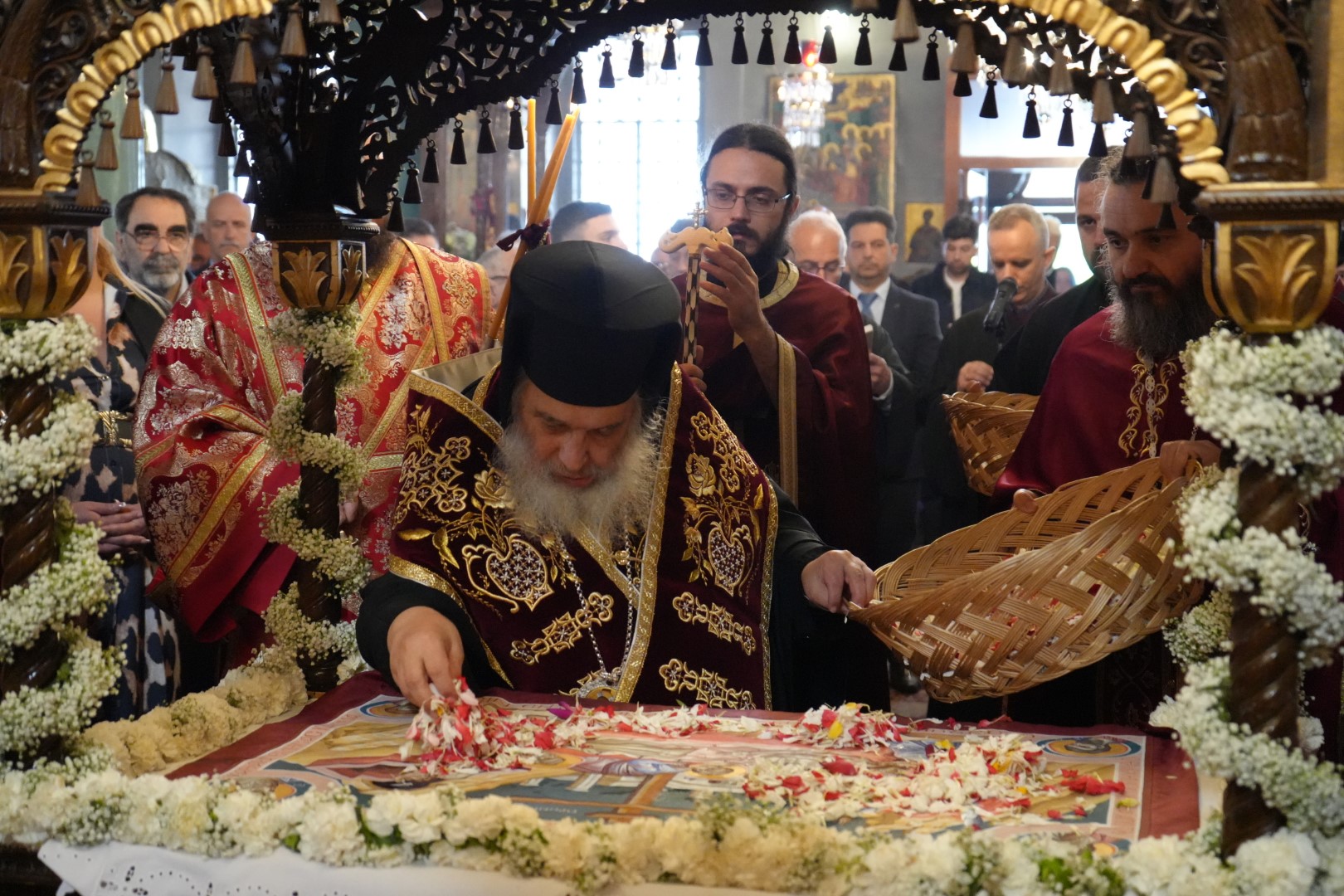 Αποκαθήλωση και χειροθεσία Πνευματικού από τον Μητροπολίτη Εδέσσης ...