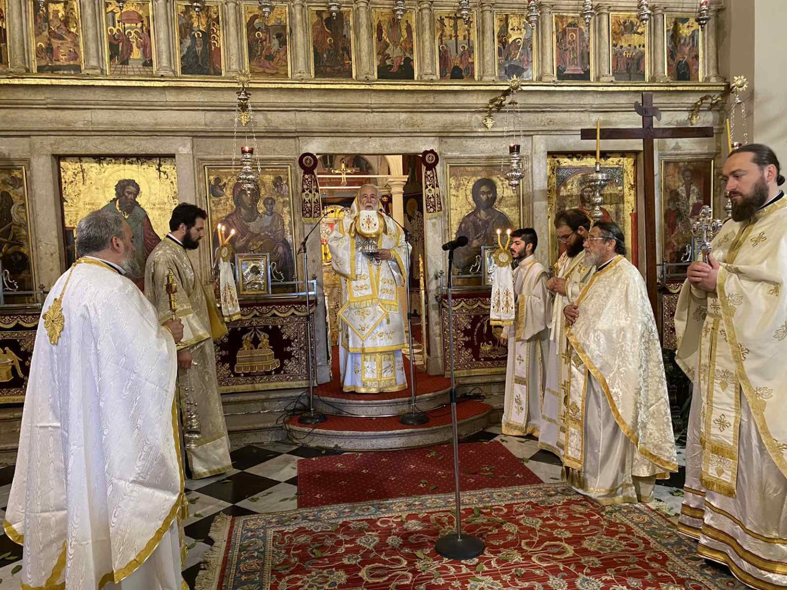 Η λιτανεία του Αγίου Σπυρίδωνα το Μεγάλο Σάββατο στην Κέρκυρα ...