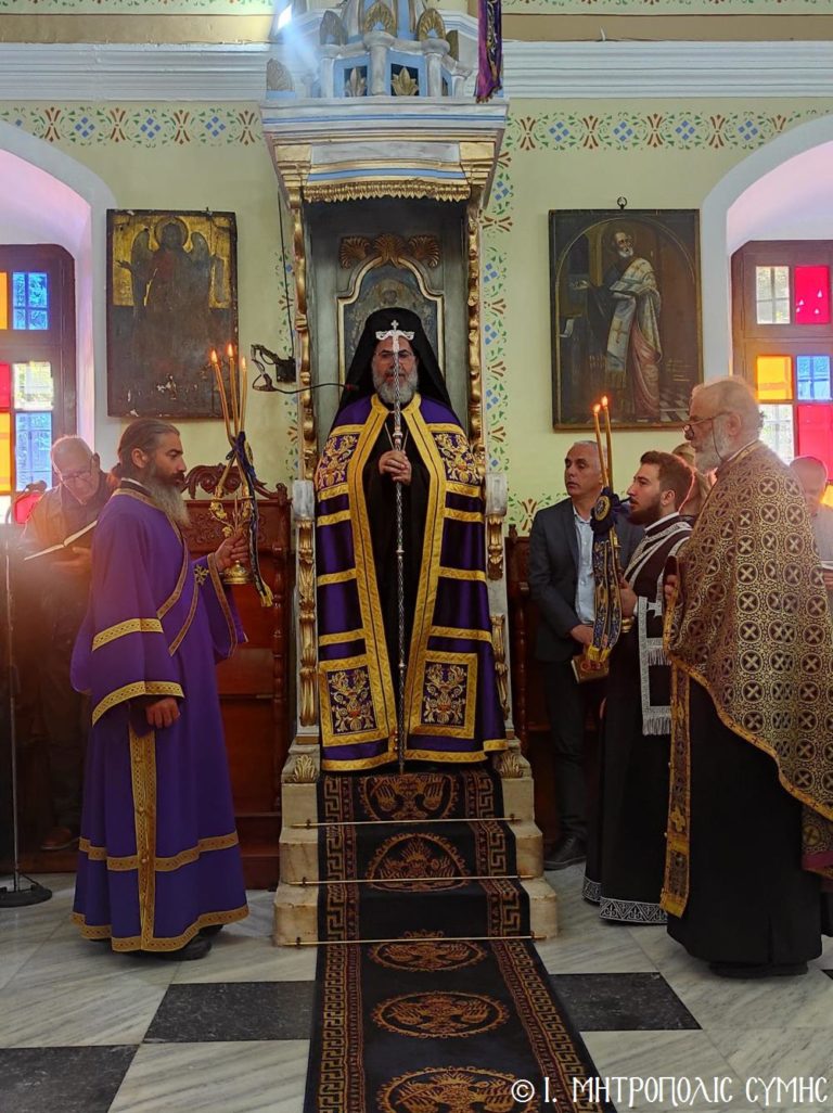 Ο Επιτάφιος Θρήνος της Μεγάλης Παρασκευής στην Σύμη - Ορθοδοξία News Agency