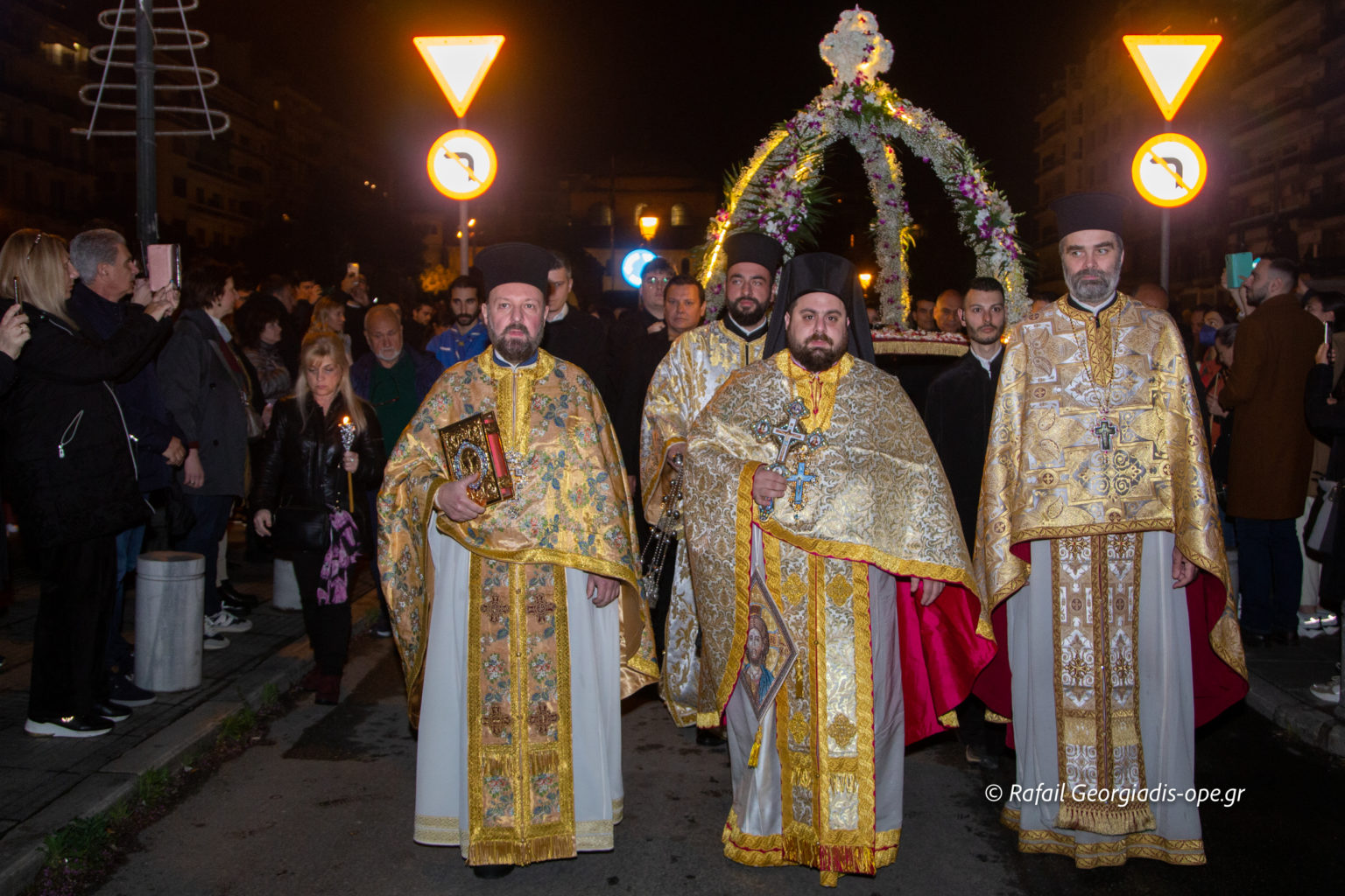 Φωτορεπορτάζ ope.gr: Η περιφορά του Επιταφίου στον Καθεδρικό ναό ...