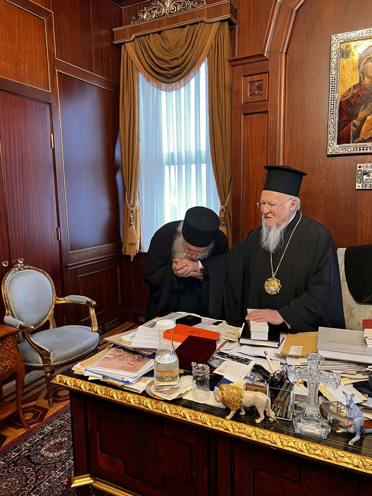 Ο Οικουμενικός Πατριάρχης υποδέχθηκε πατέρες από Μοναστήρι της Φωκίδος ...