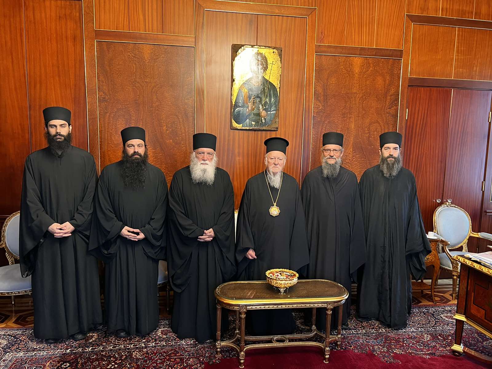 Ο Οικουμενικός Πατριάρχης υποδέχθηκε πατέρες από Μοναστήρι της Φωκίδος ...