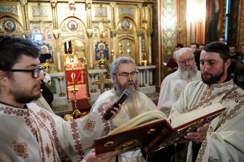 Patriarhul Daniel și ierarhul Argeșului au distins un ieromonah care a ...