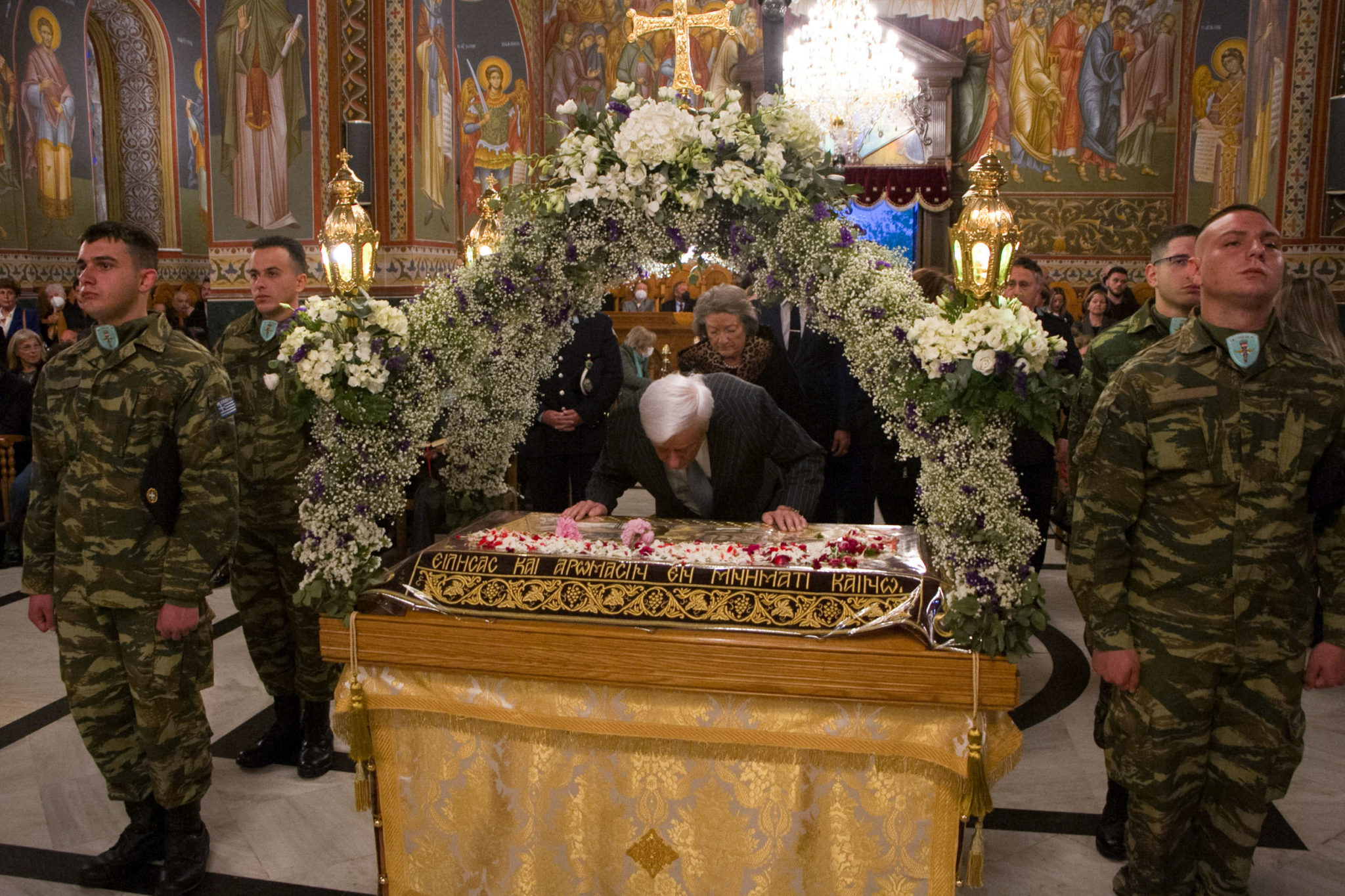 Πλήθος πιστών στην Ακολουθία του Επιταφίου στην Καλαμάτα - Ορθοδοξία ...
